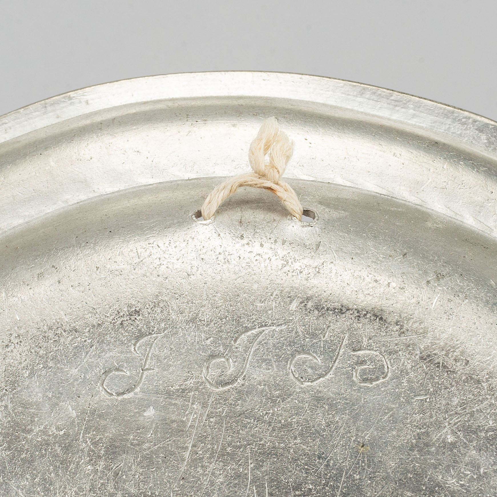 A mixed lot of 18/19th century pewter objects. - Bukowskis