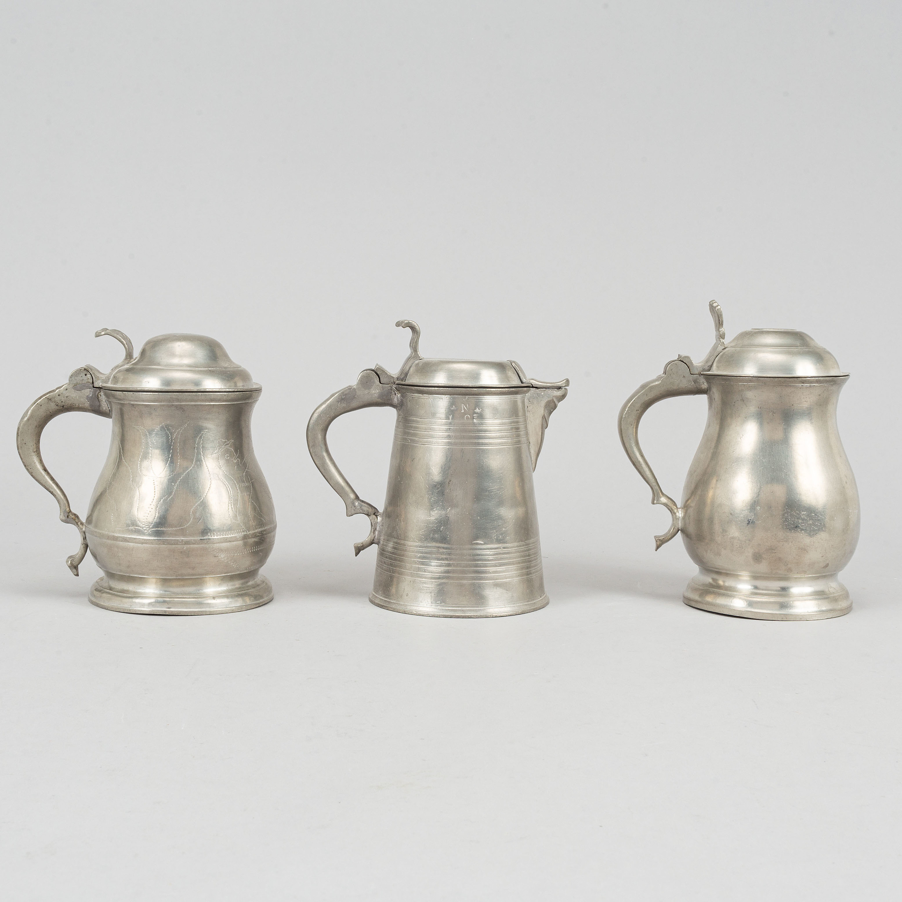 A mixed lot of 18/19th century pewter objects. - Bukowskis