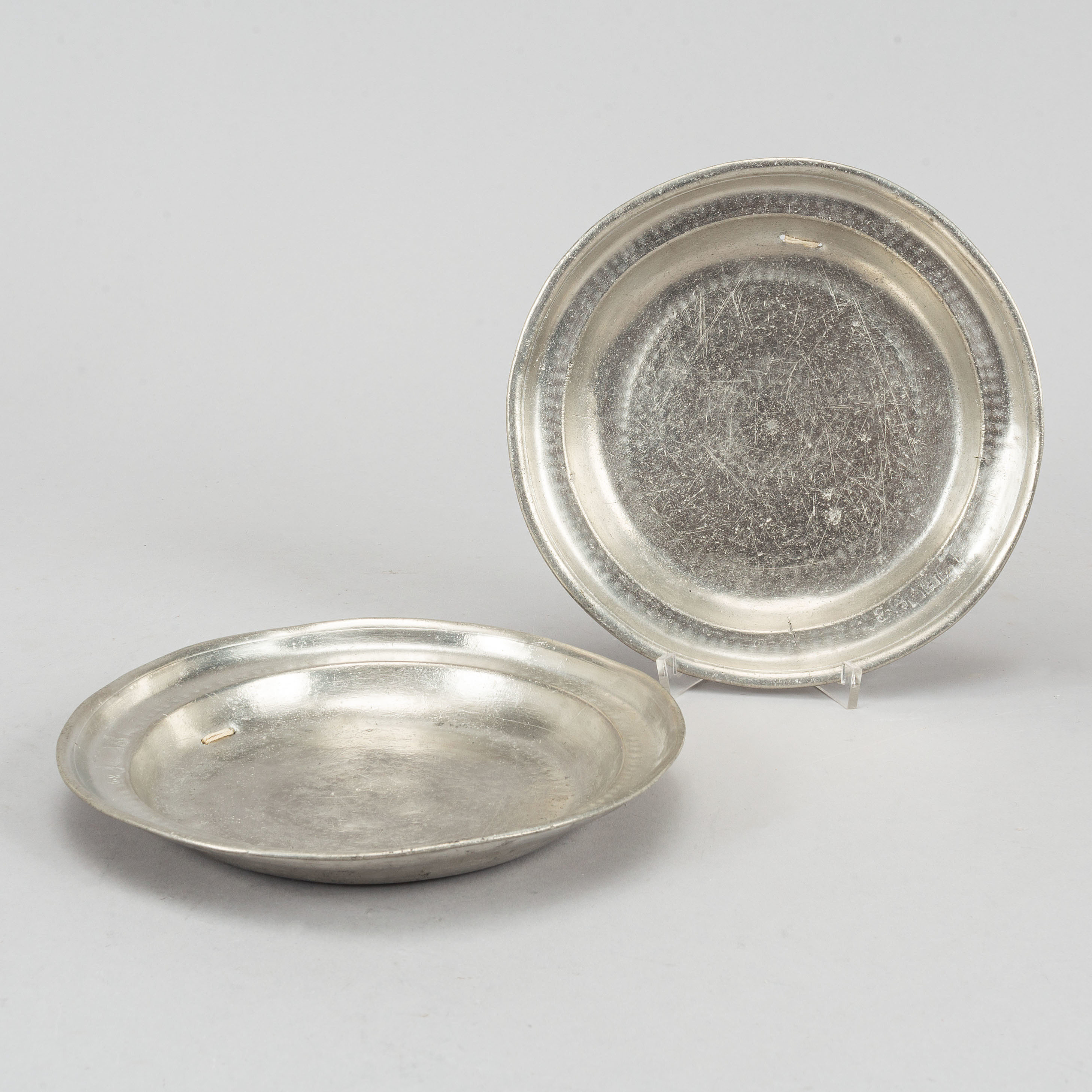 A mixed lot of 18/19th century pewter objects. - Bukowskis