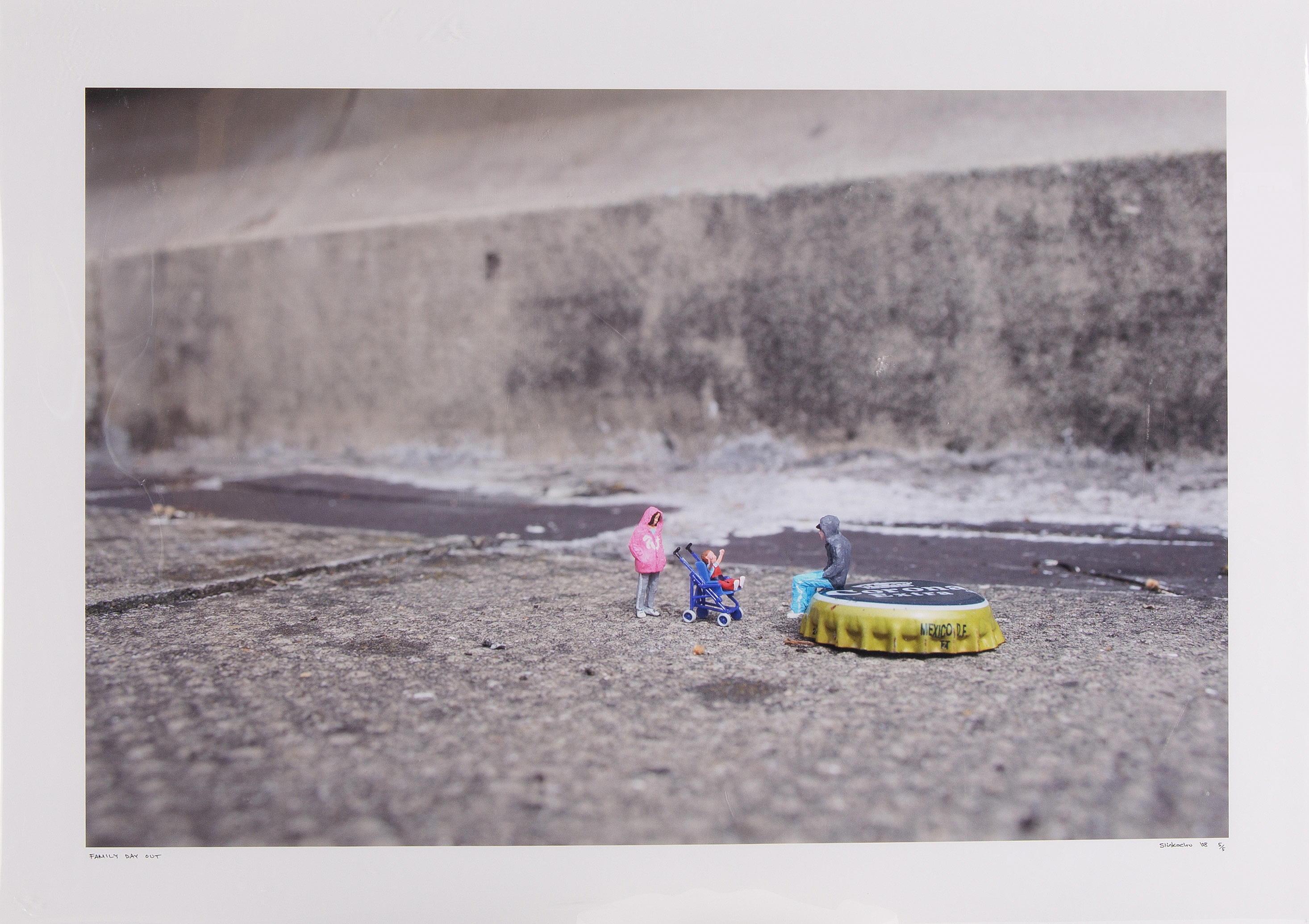 Slinkachu, photograph signed and dated 08 and numbered 5/5. - Bukowskis