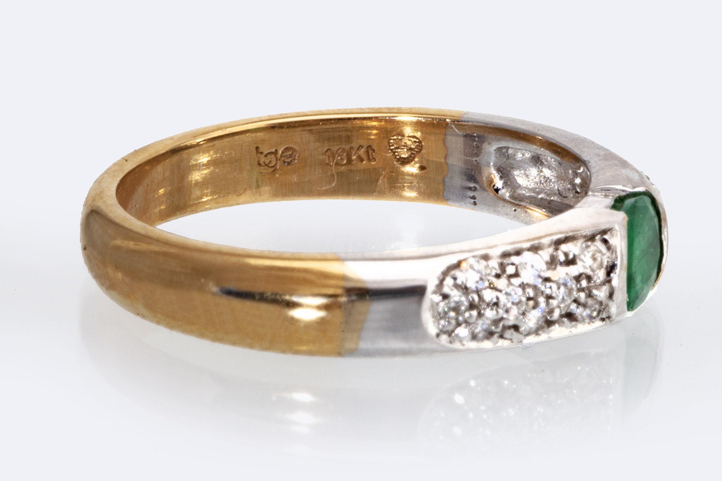 RING 18K vitguld och guld med 1 smaragd och briljanter ca 0,15 ct ...