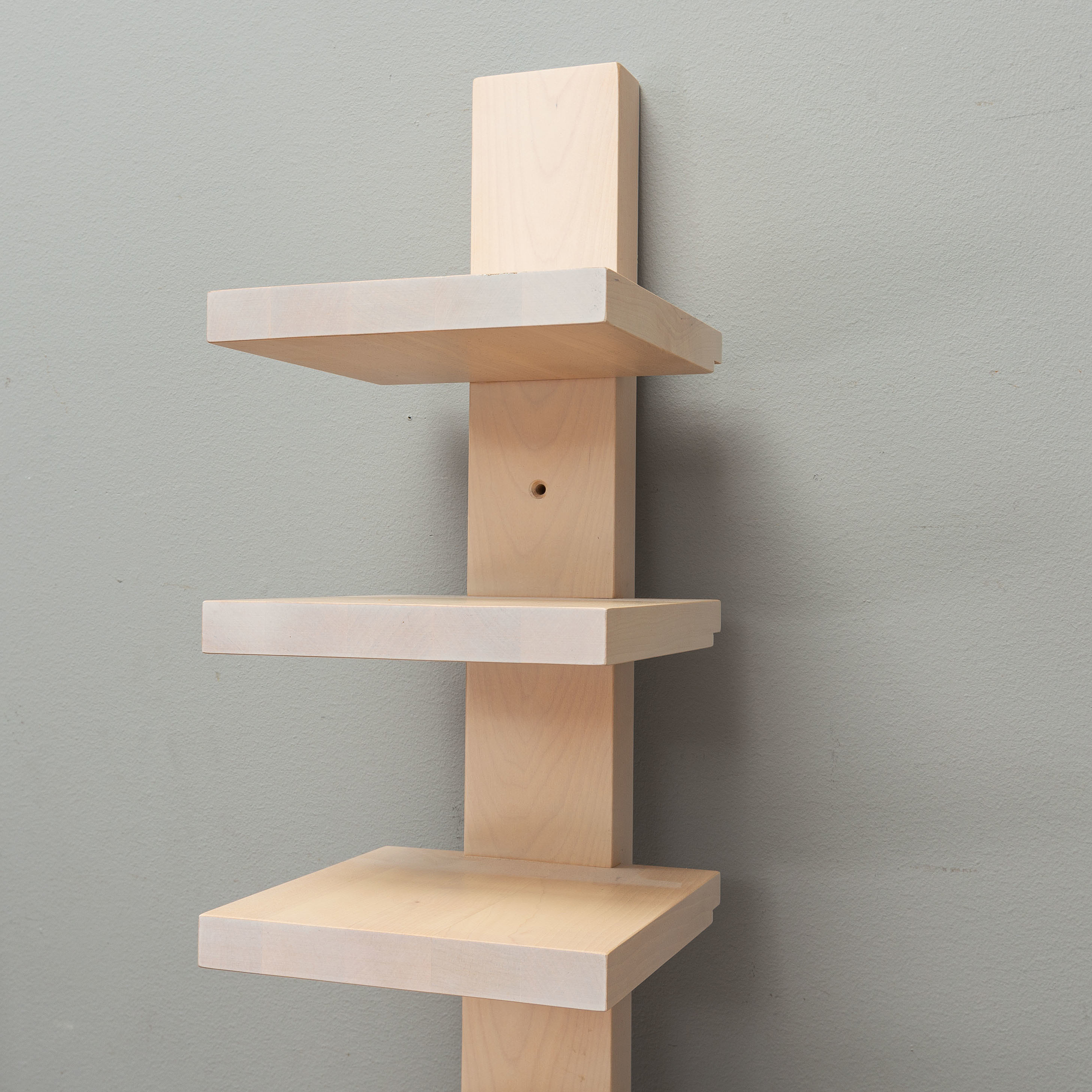 John Kandell, hylla, Källemo, "Pilaster",formgiven 1989. - Bukowskis
