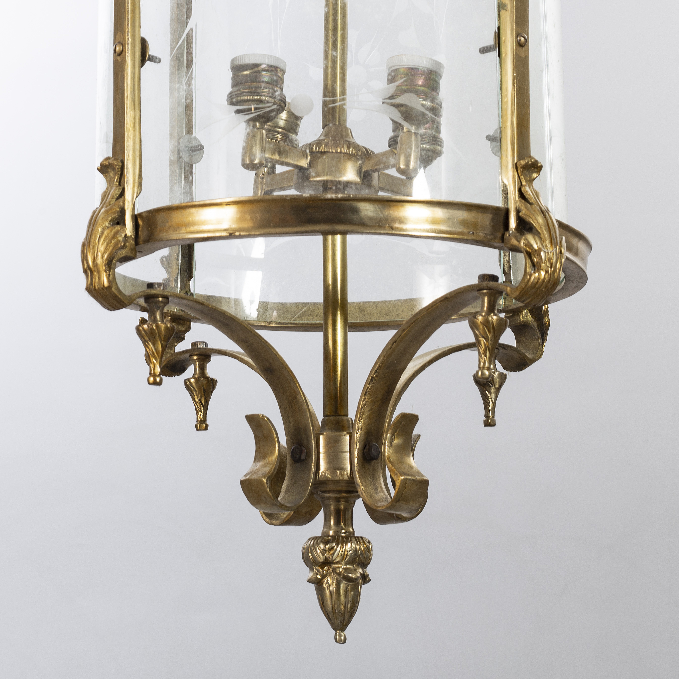 Taklykta, cylinderformad, gotisk stil. - Bukowskis