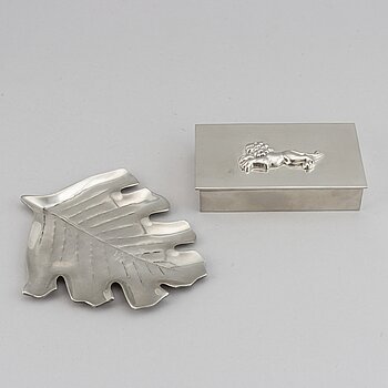A pewter box and a plate leaf, Firma Svensk Tenn 2010. - Bukowskis