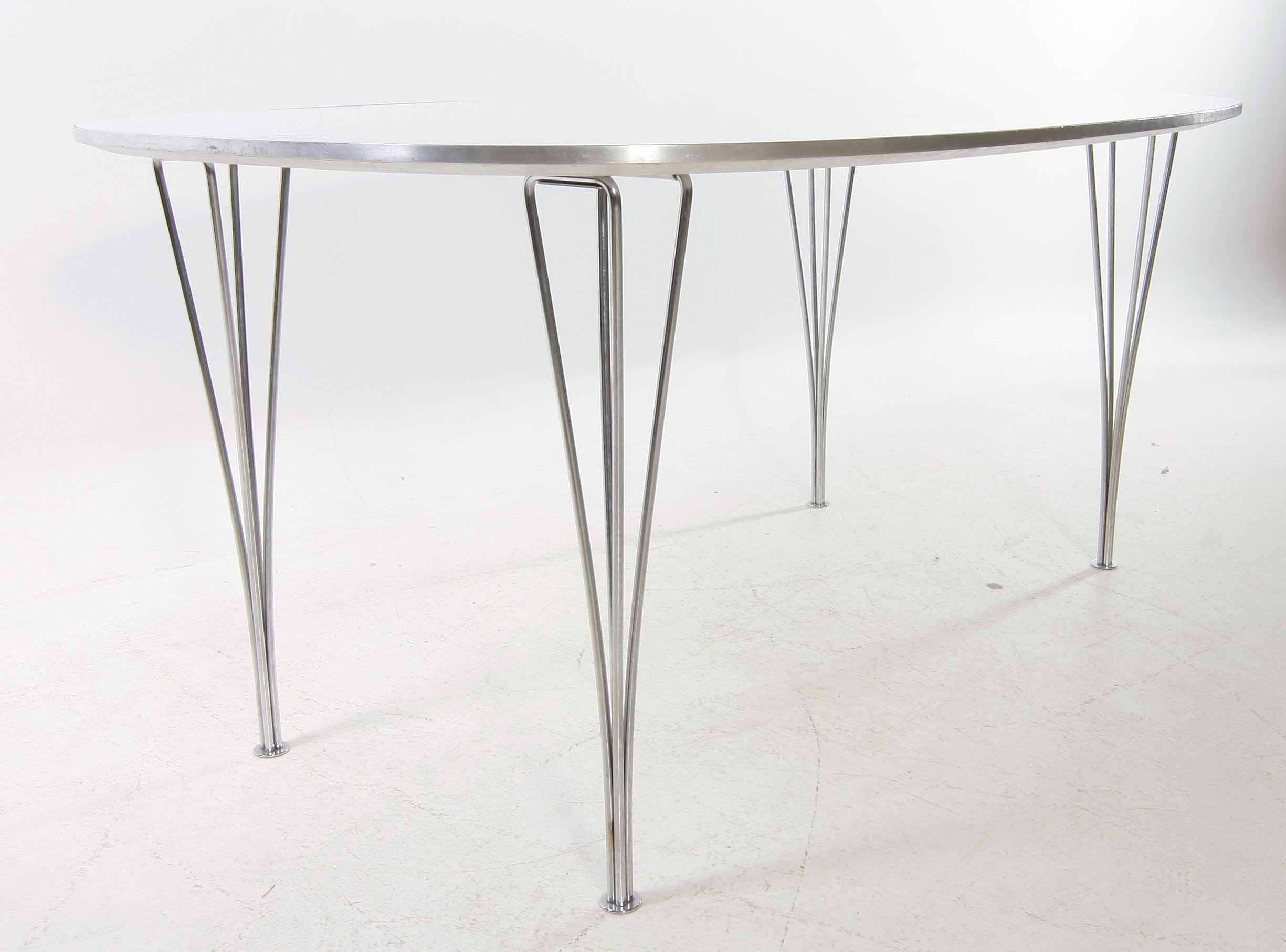 MATBORD, design Bruno Mathsson och Piet Hein. - Bukowskis