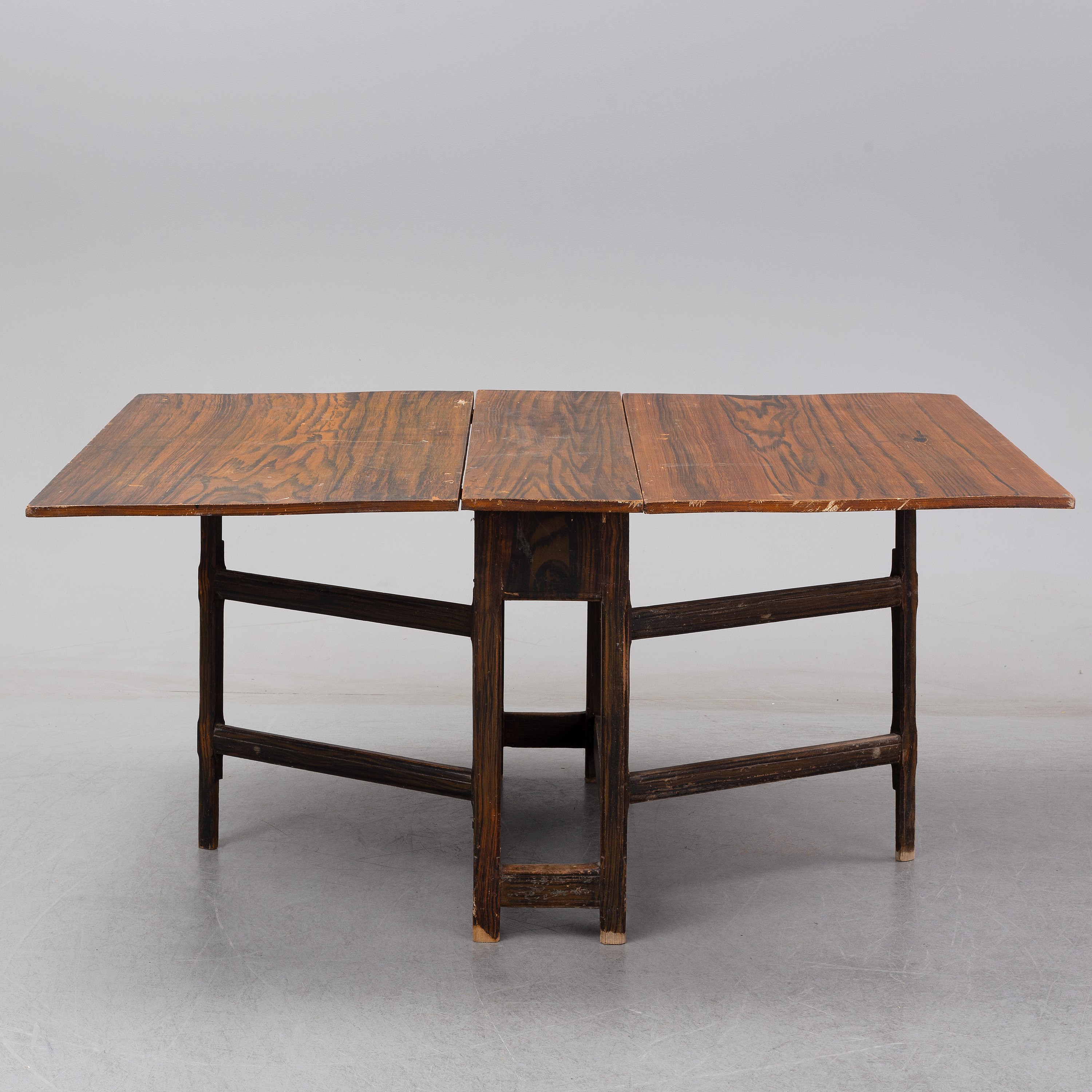 A 19th Century painted gate leg table. - Bukowskis