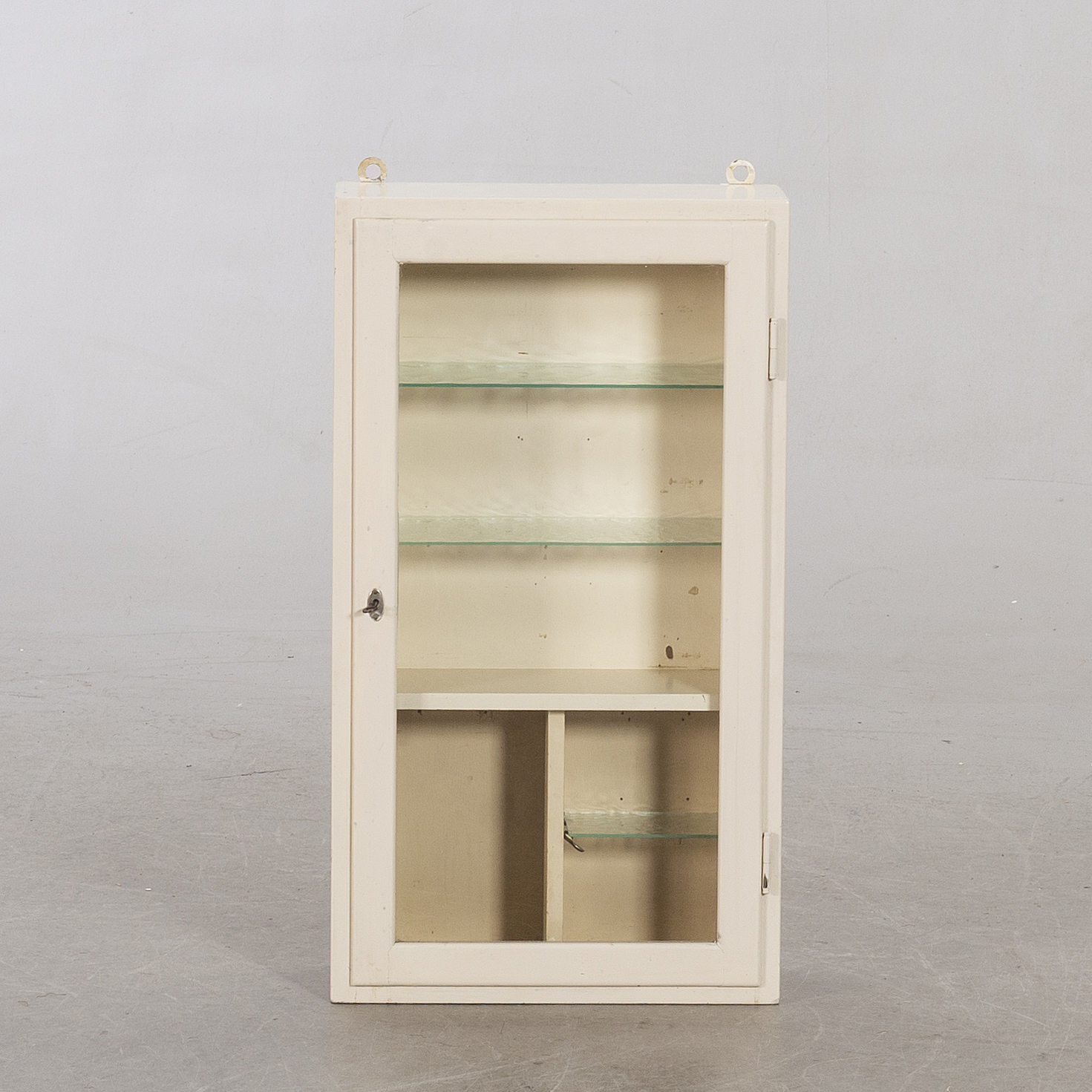 VÄGGSKÅP, 1900-talets mitt. - Bukowskis