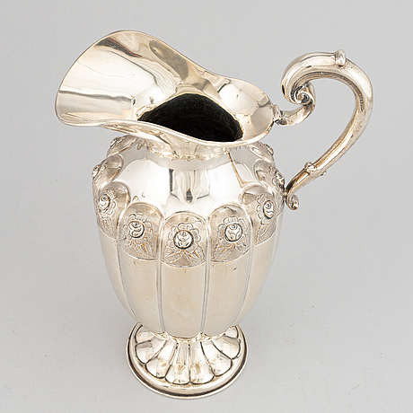 A 20th Century Sterling silver jug. - Bukowskis
