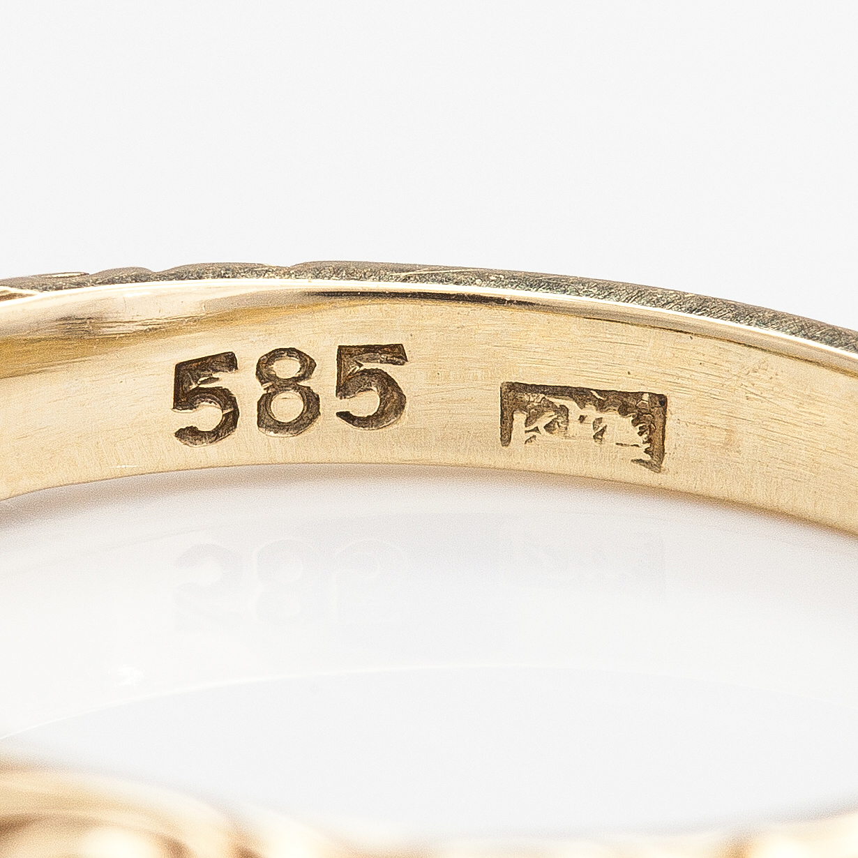 Ring, 14K guld, diamanter ca 0.20 ct tot och smaragder. - Bukowskis