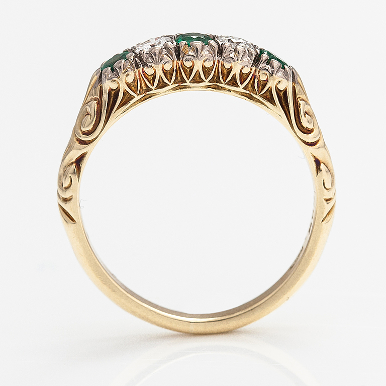 Ring, 14K guld, diamanter ca 0.20 ct tot och smaragder. - Bukowskis