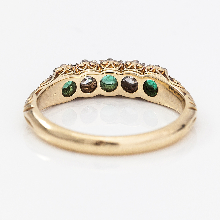Ring, 14K guld, diamanter ca 0.20 ct tot och smaragder. - Bukowskis
