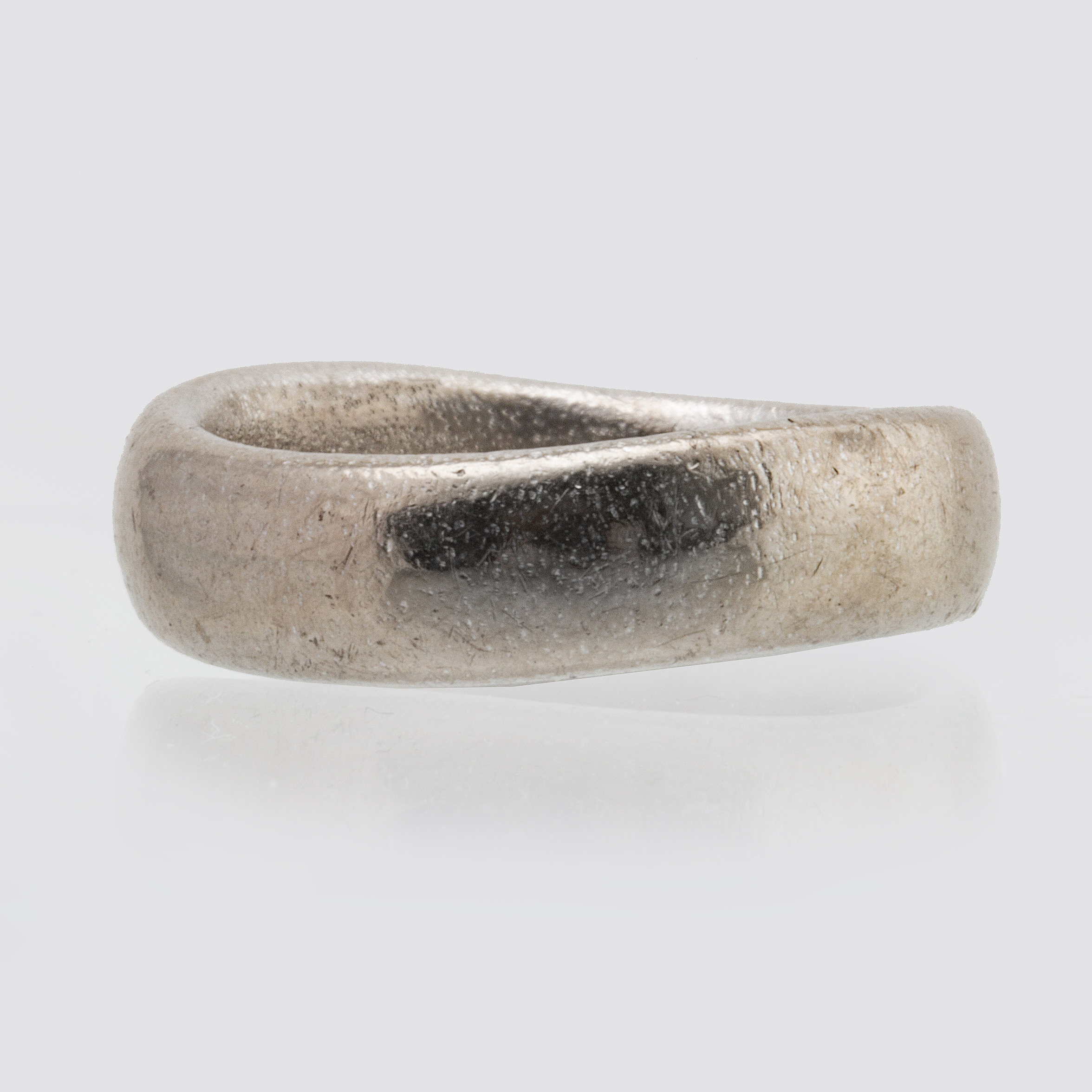 Ole Lyngggaard ring 18K borstat vitguld, Love collection, 16,6 g ...