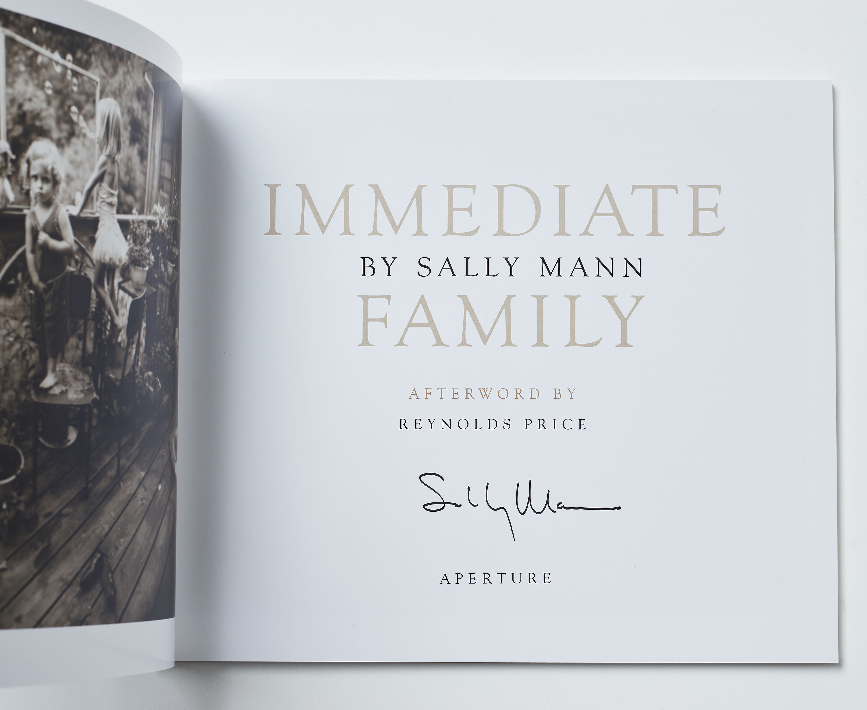 Sally Mann, bok Immediate Family signed. - Bukowskis