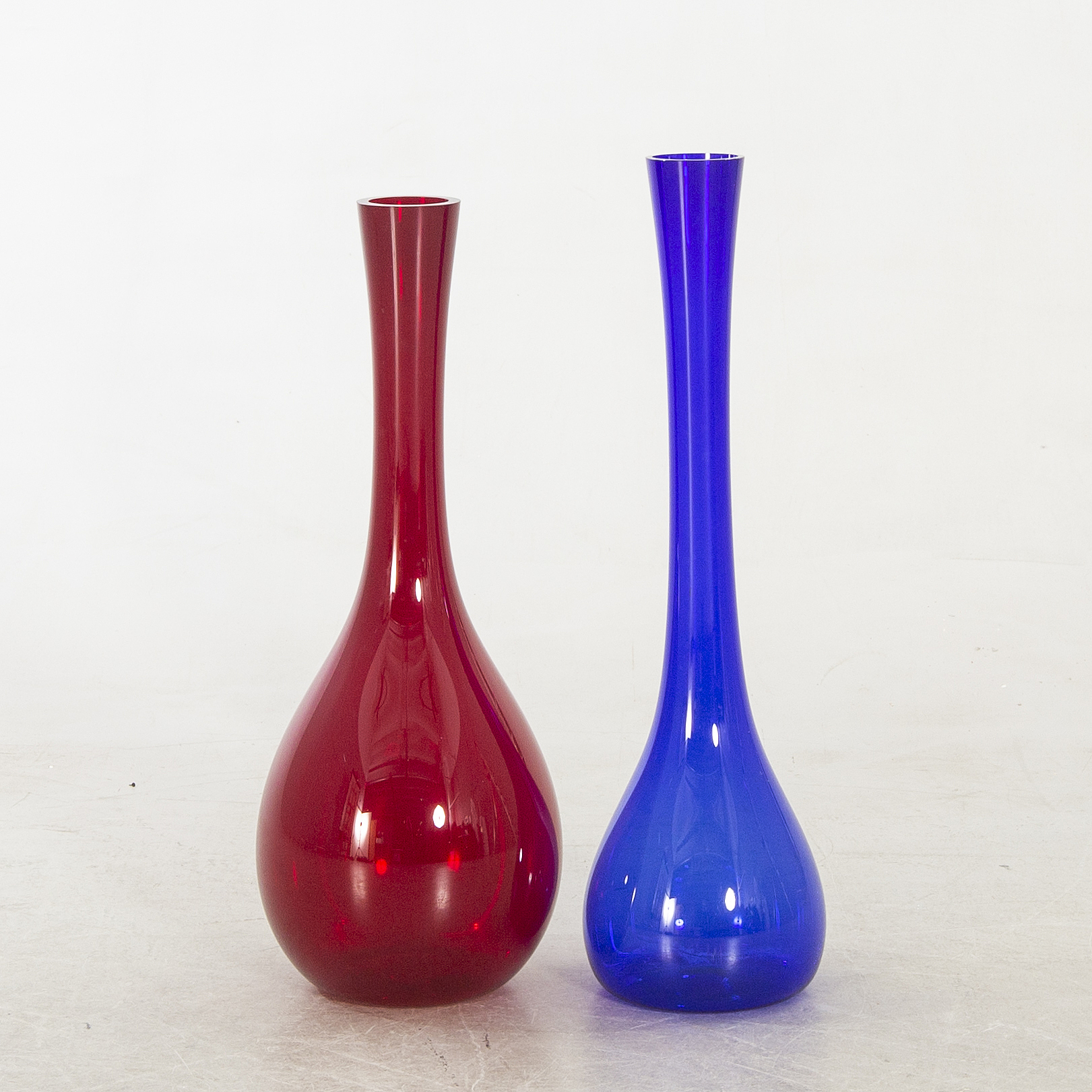 Arthur Percy, a set of two glass vases Gullaskruf mid 1900s. - Bukowskis
