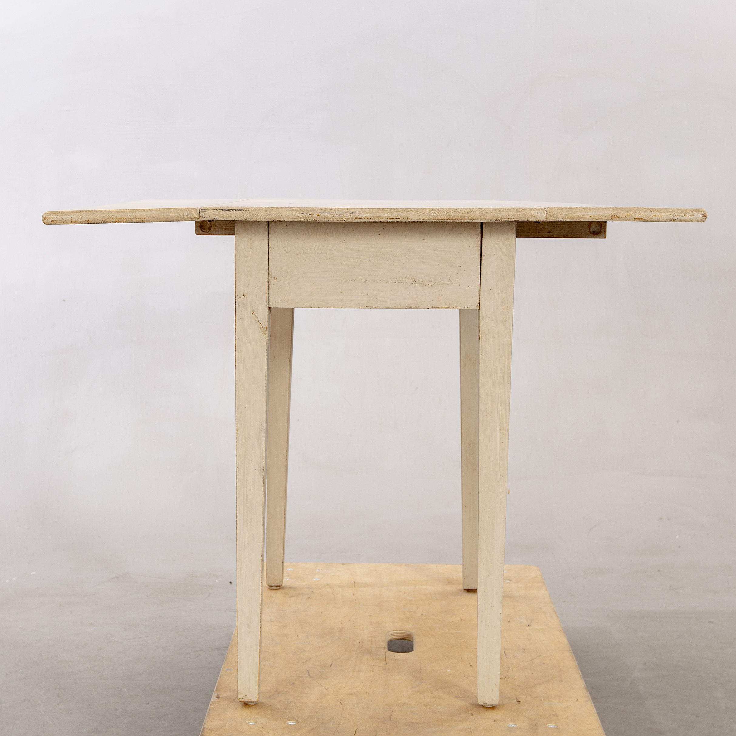 Table with flaps, ca 1900. - Bukowskis