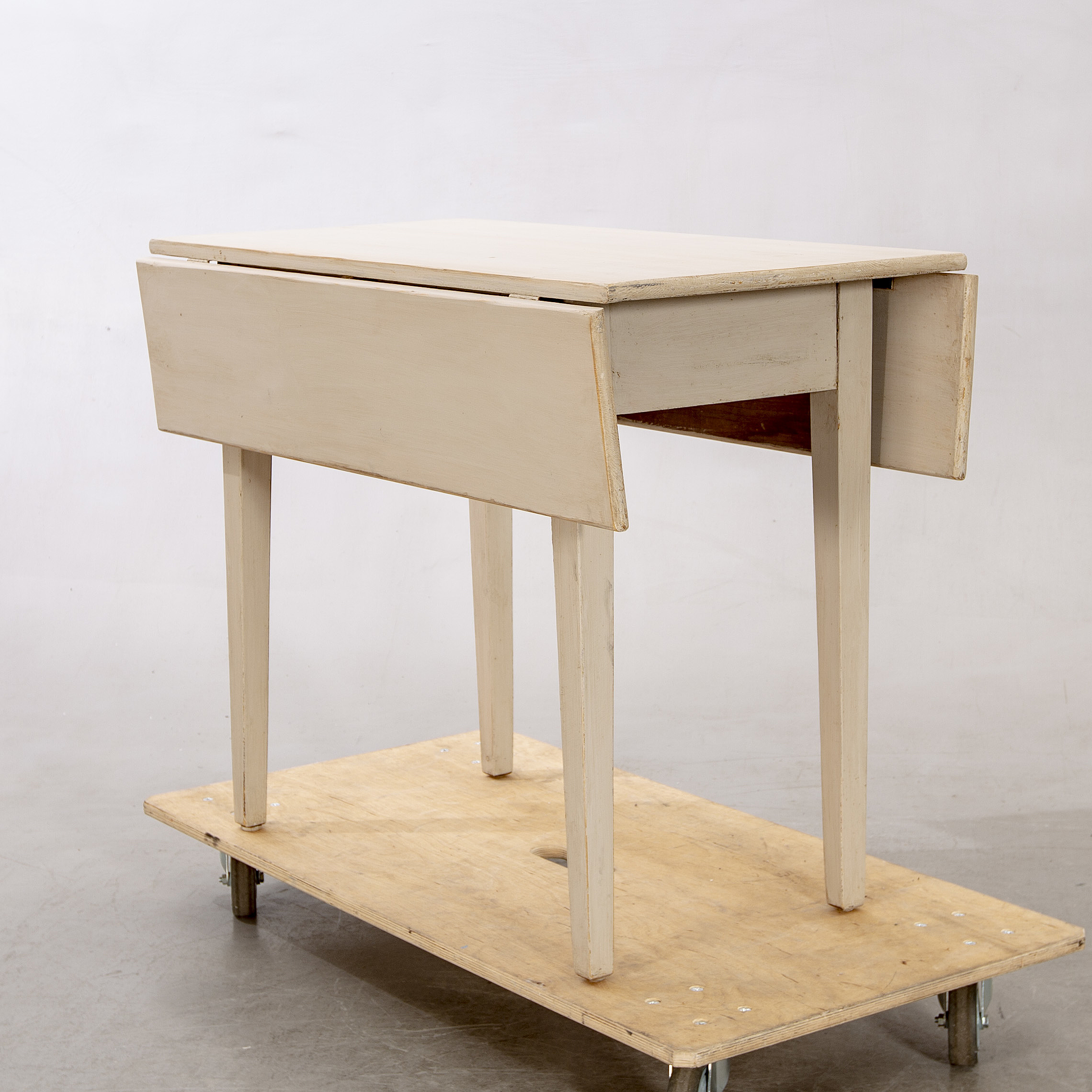 Table with flaps, ca 1900. - Bukowskis