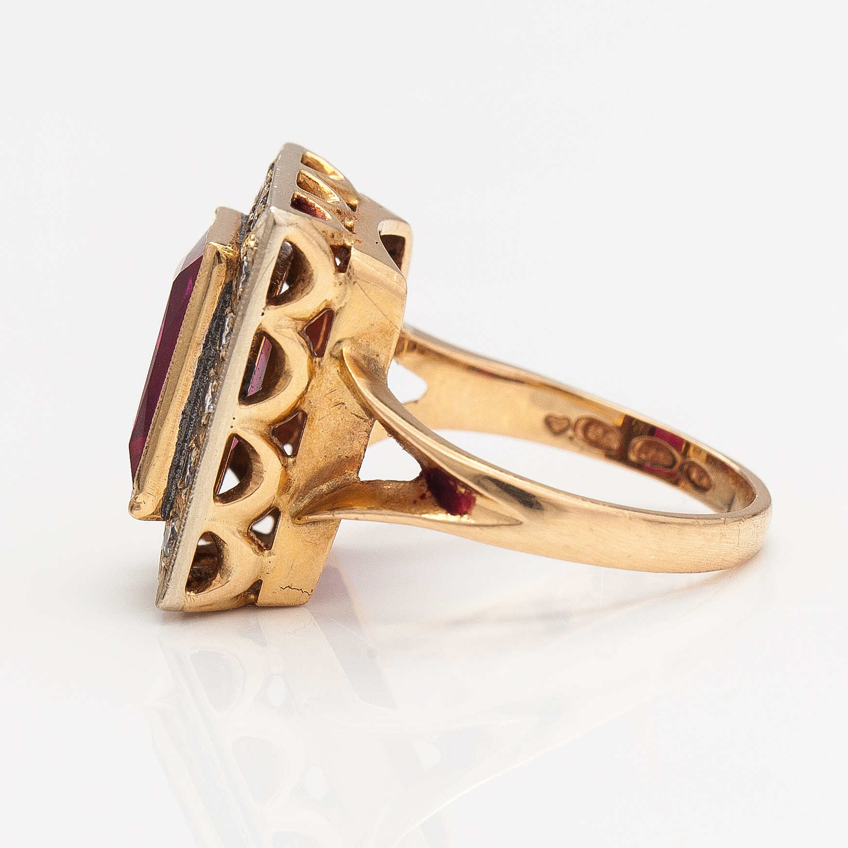 Ring, 18K guld, syntetisk rubin och diamanter ca 0.32 ct tot. Finland 1986. - Bukowskis