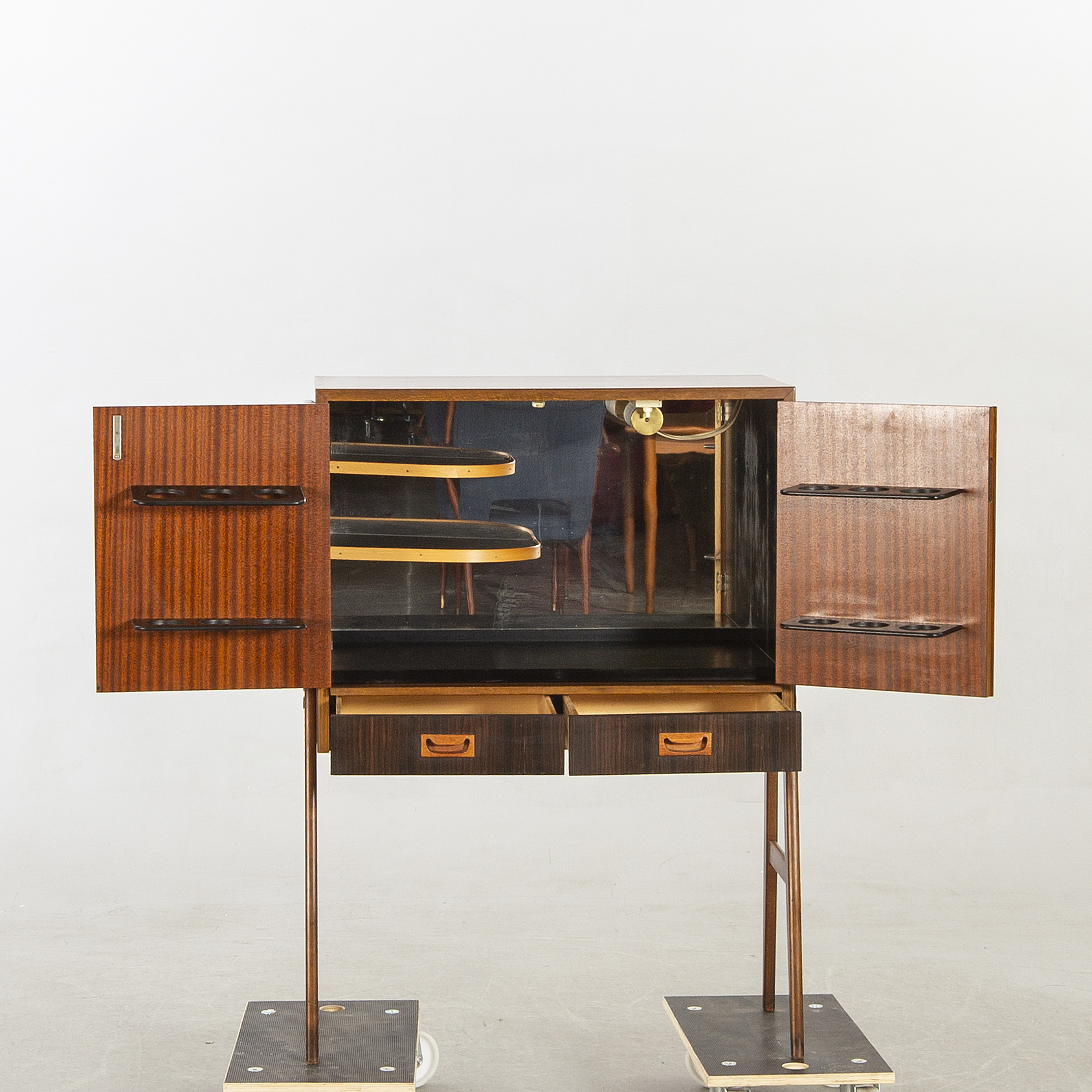 A mid 1900s bar cabinet. - Bukowskis