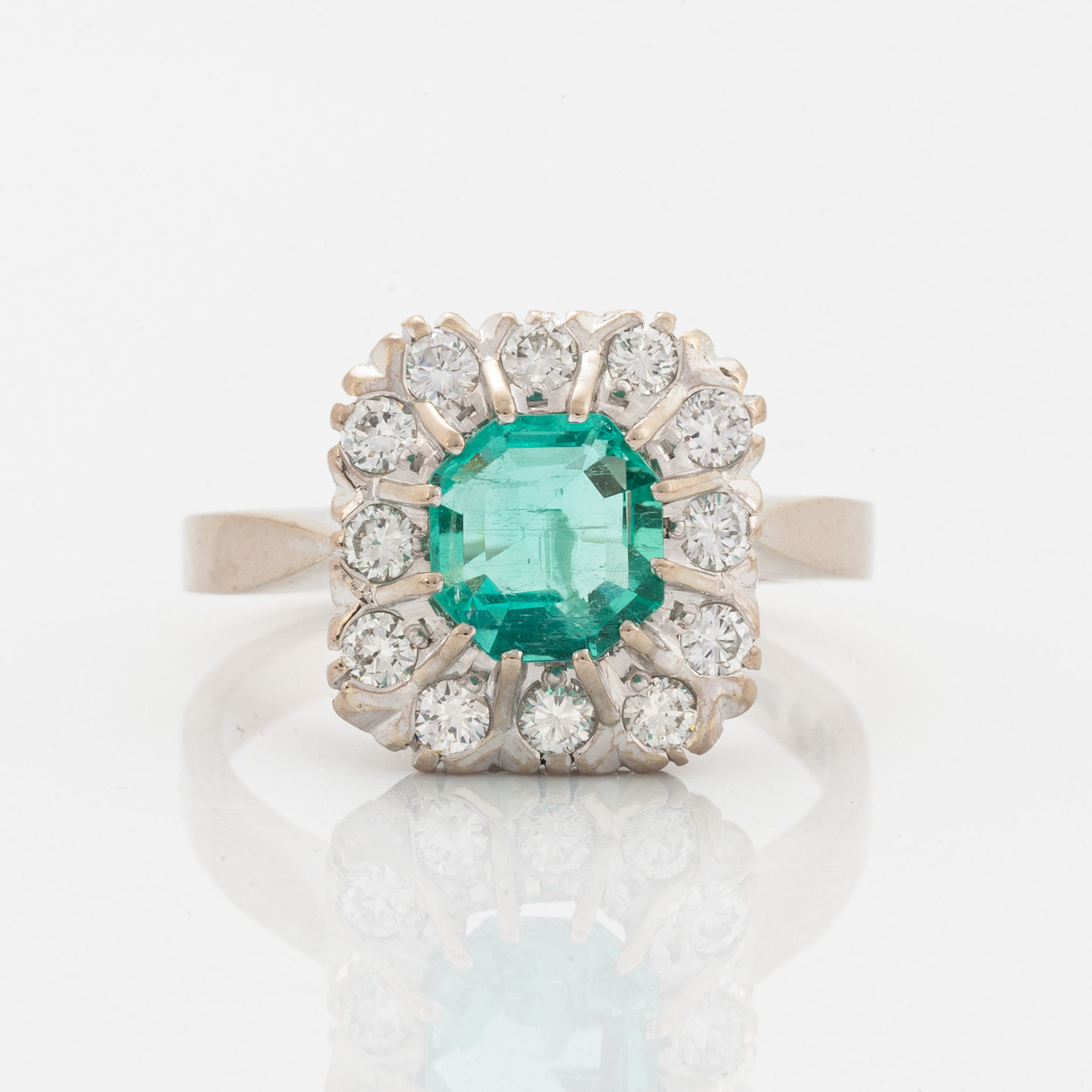 Ring 18K vitguld med en fasettslipad smaragd. - Bukowskis