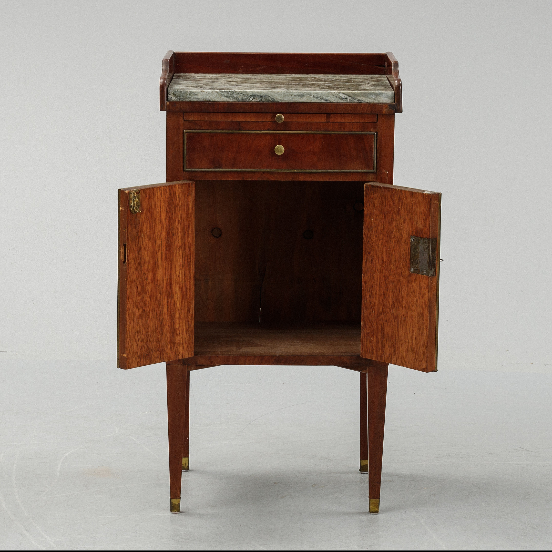 Pottskåp, sengustaviansk stil, tidigt 1900-tal. - Bukowskis