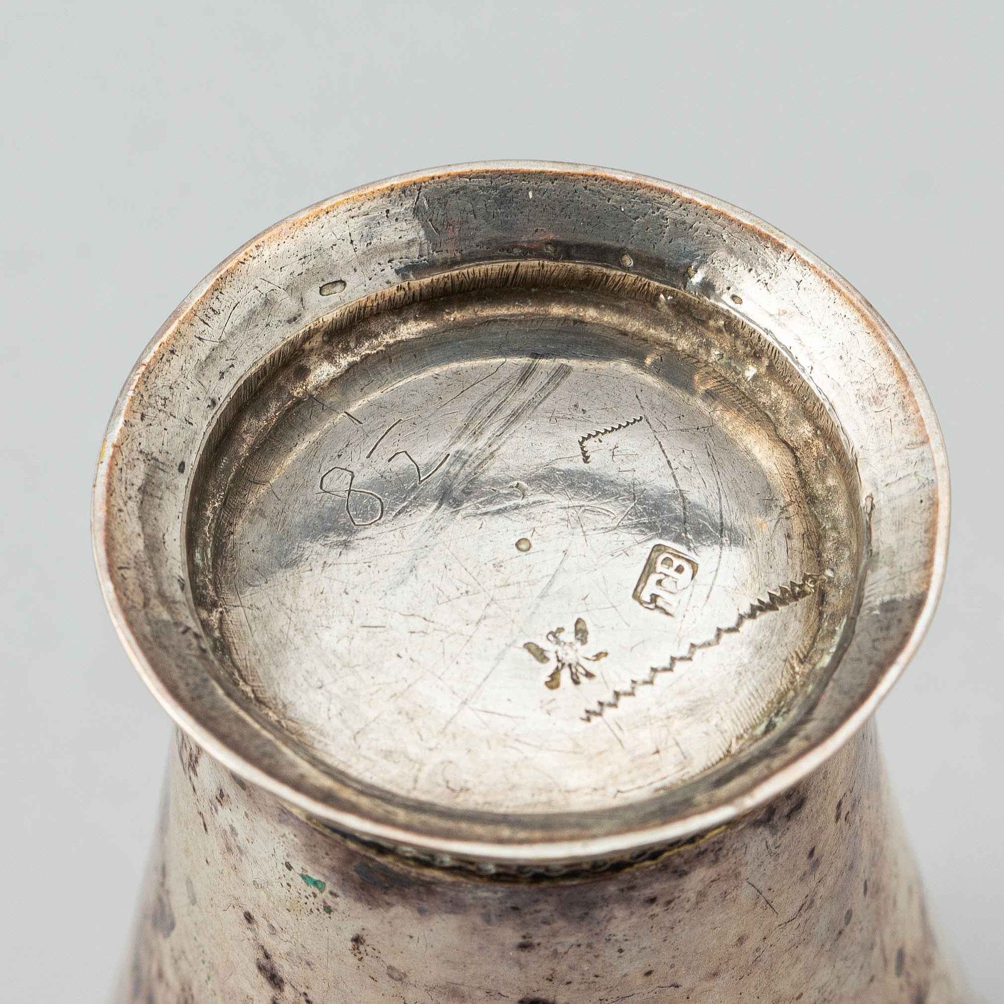 Thomas Beckman d.y. (1727-1759), bägare, silver, Örebro samt dosa och ...