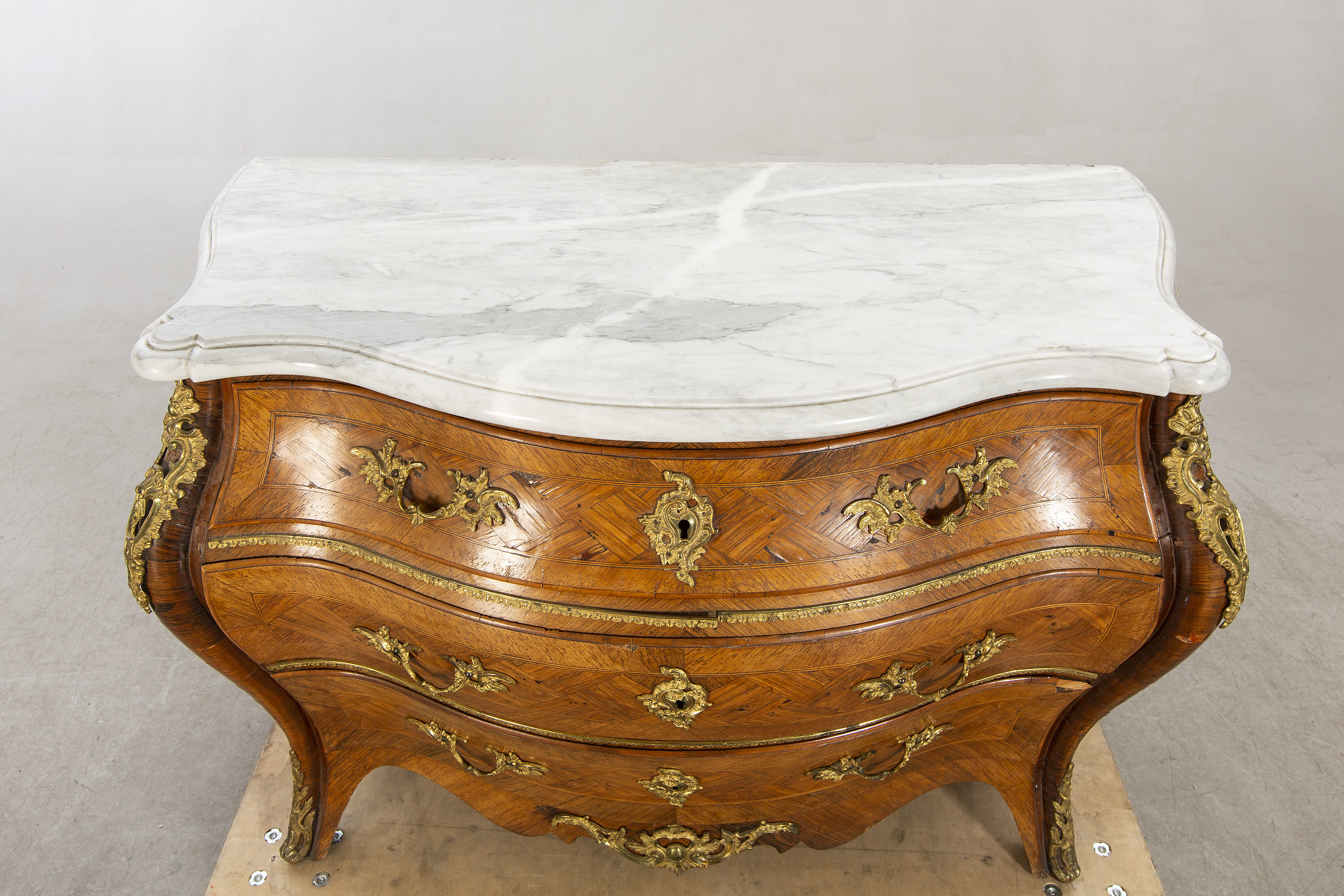 A Swedish rococo bureau mid 1700s. - Bukowskis