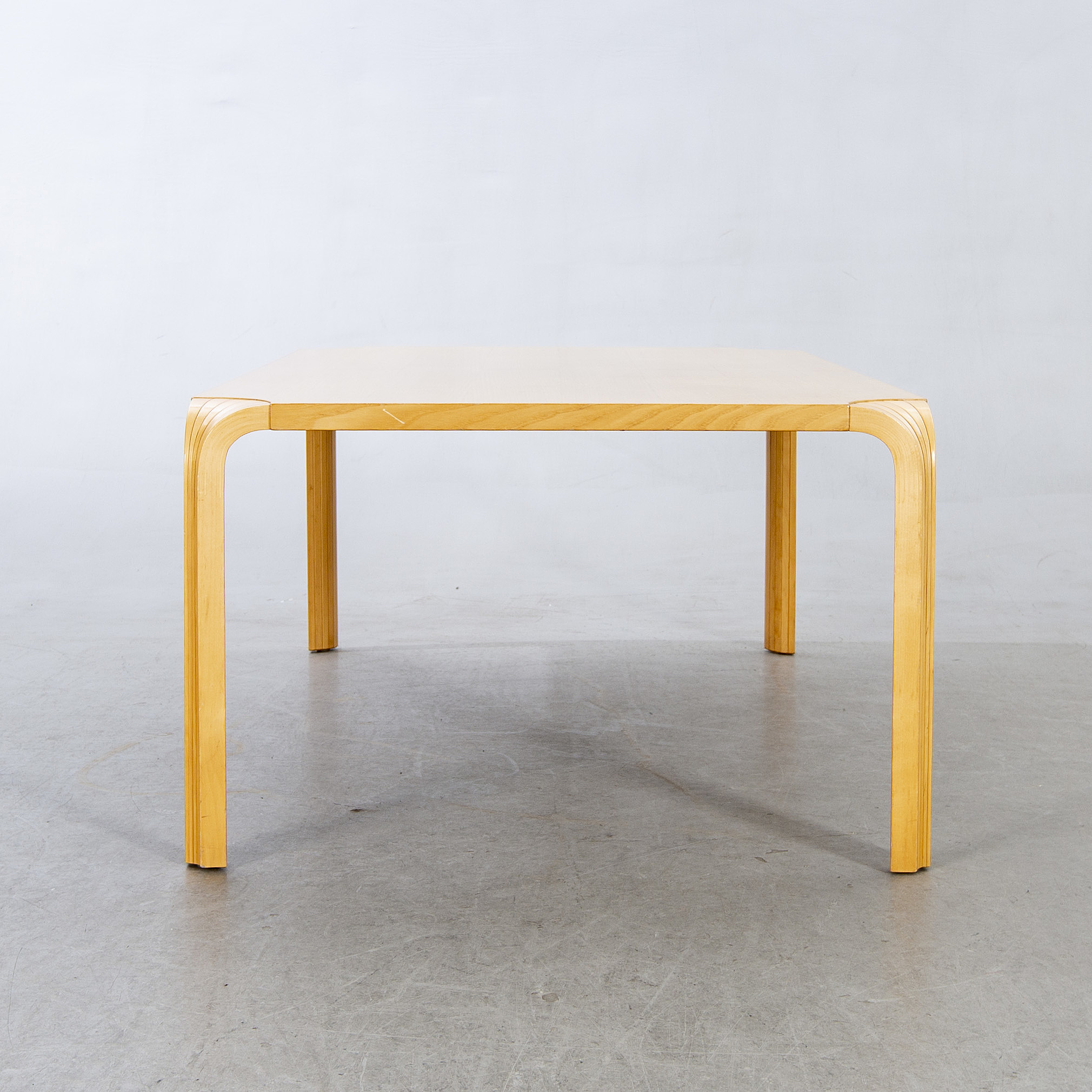Alvar Aalto, soffbord "Fan-leg table" för Artek, 2000-tal. - Bukowskis