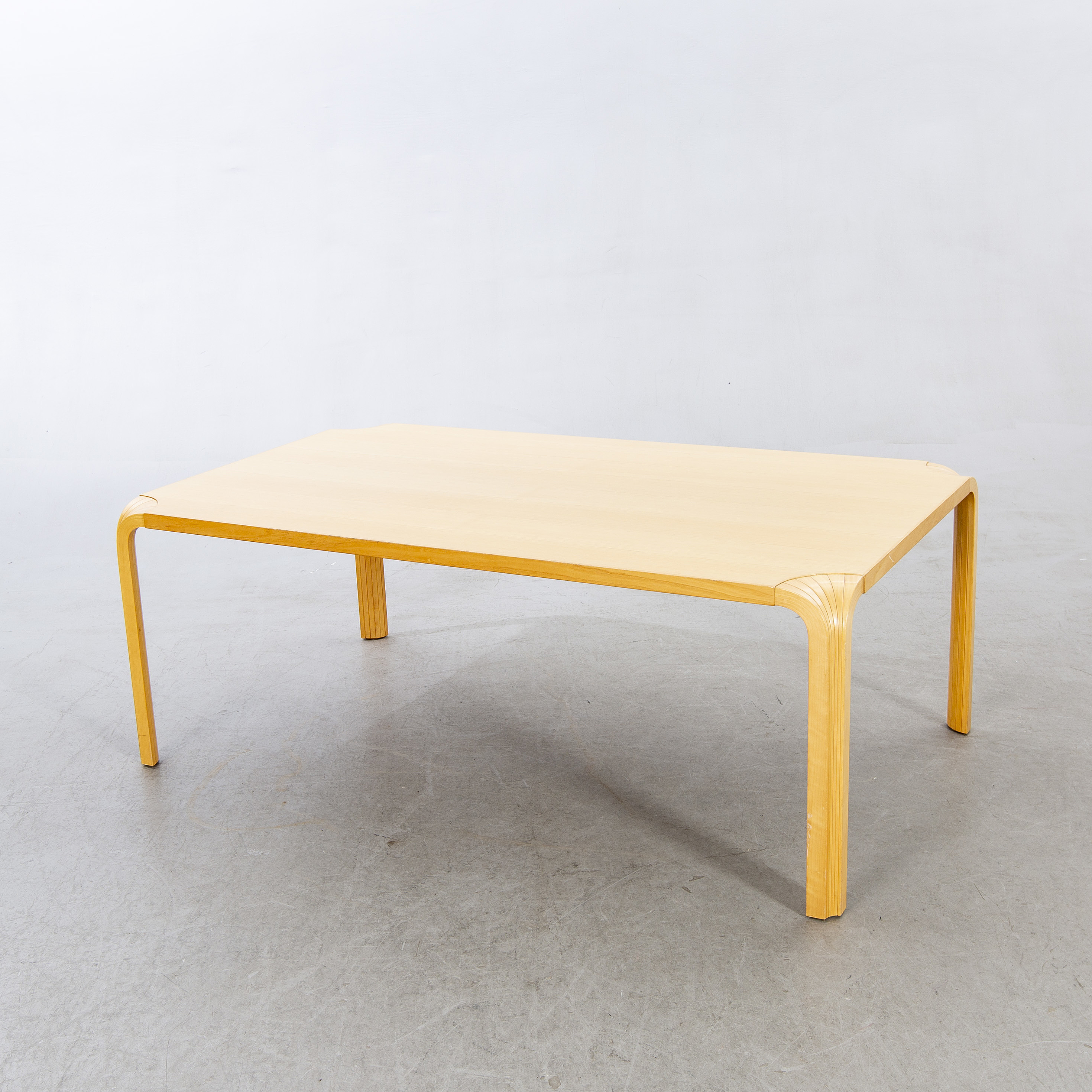 Alvar Aalto, soffbord "Fan-leg table" för Artek, 2000-tal. - Bukowskis