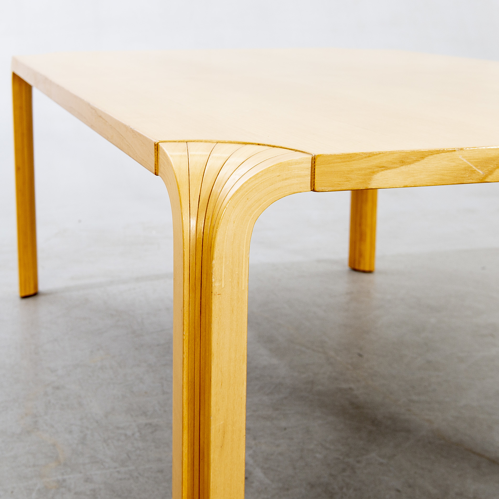 Alvar Aalto, soffbord "Fan-leg table" för Artek, 2000-tal. - Bukowskis