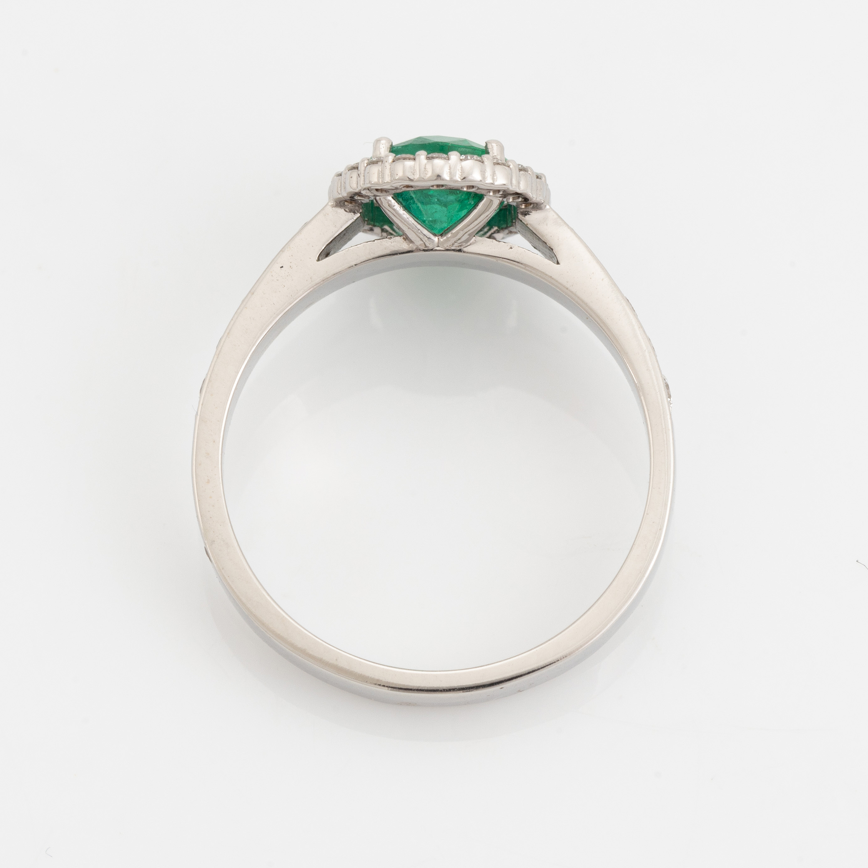 Ring med smaragd och briljantslipade diamanter. - Bukowskis