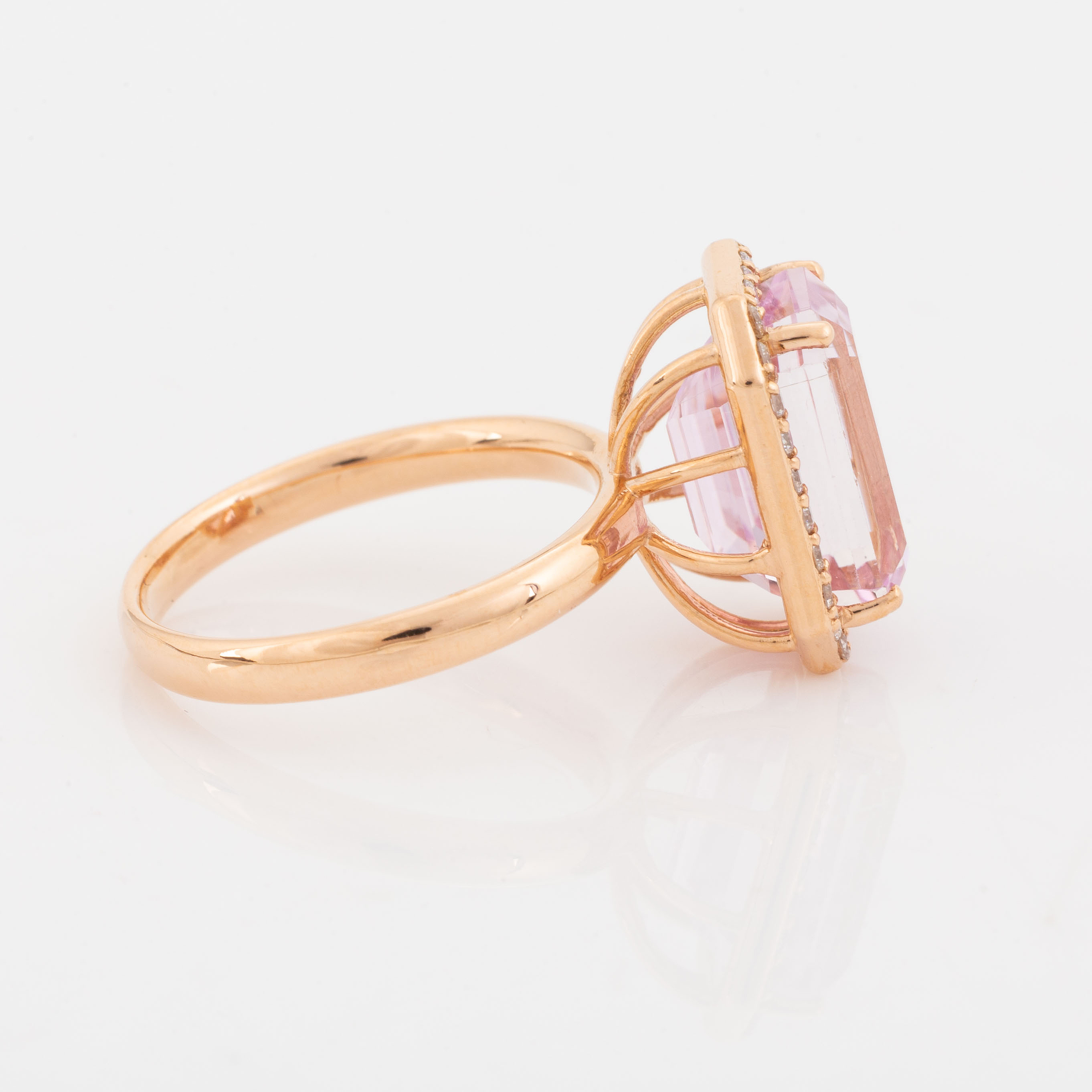 Kunzite and diamond ring. - Bukowskis