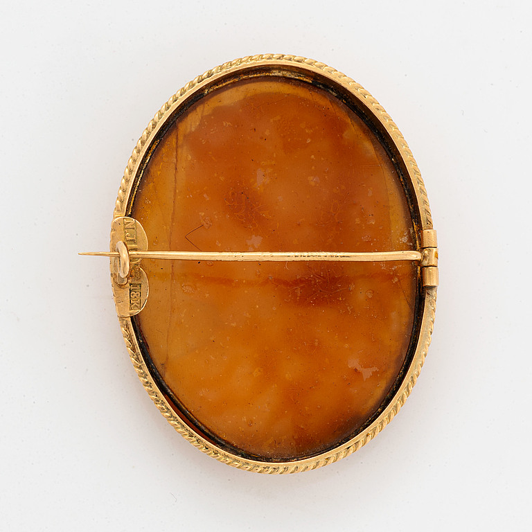 Carved sea shell brooch, 18K gold. - Bukowskis