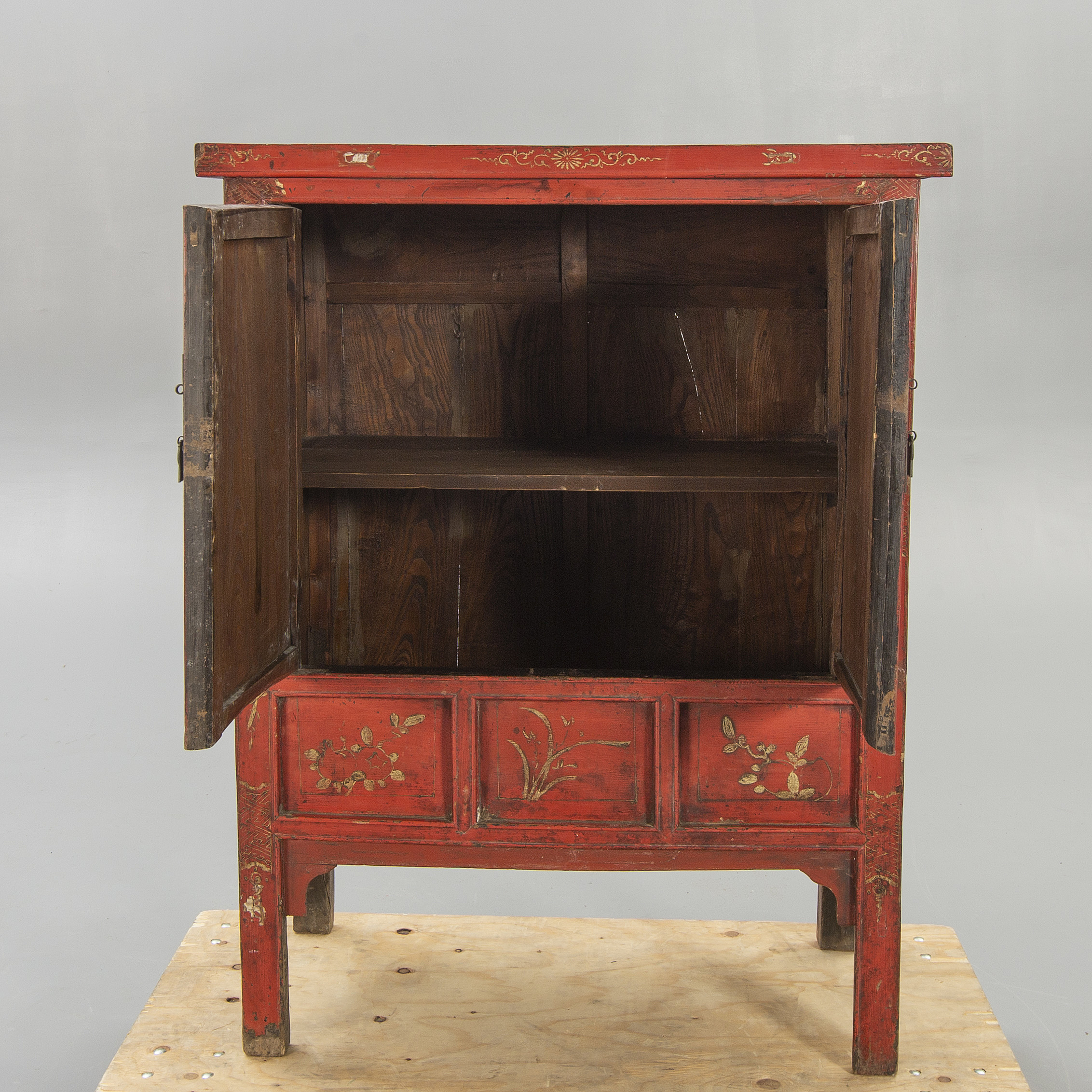 Skåp, Kina, 1900-tal. - Bukowskis