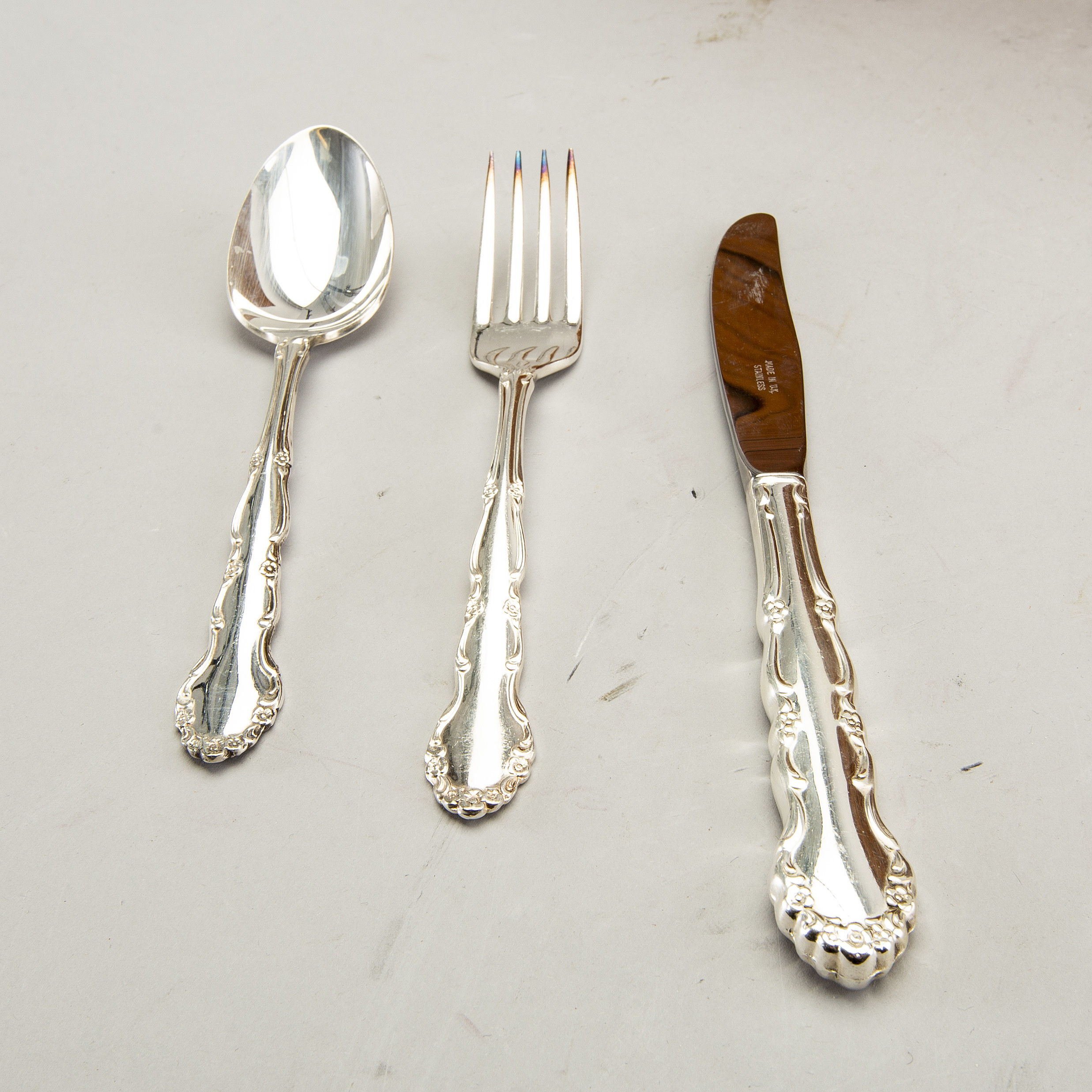 Bestick, 100 dlr, pläter, Oneida England med schatull. - Bukowskis