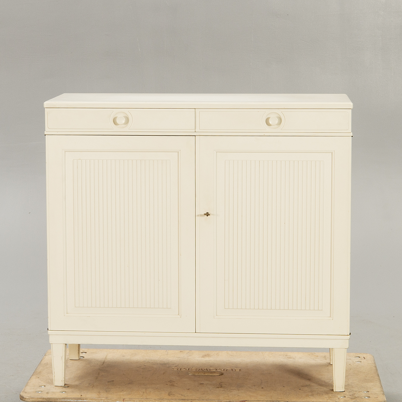 Carl Malmsten, a Herrgården sideboard. - Bukowskis