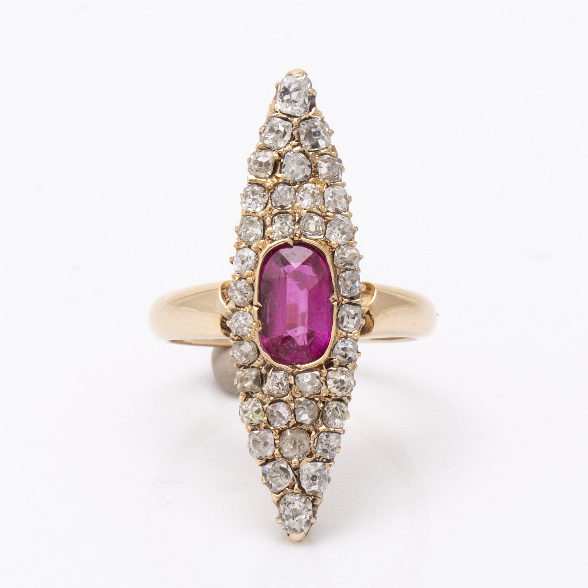 Ring 14K guld med syntetisk rubin och gammalslipade diamanter ca 1 ct totalt, längd och bredd ca ...