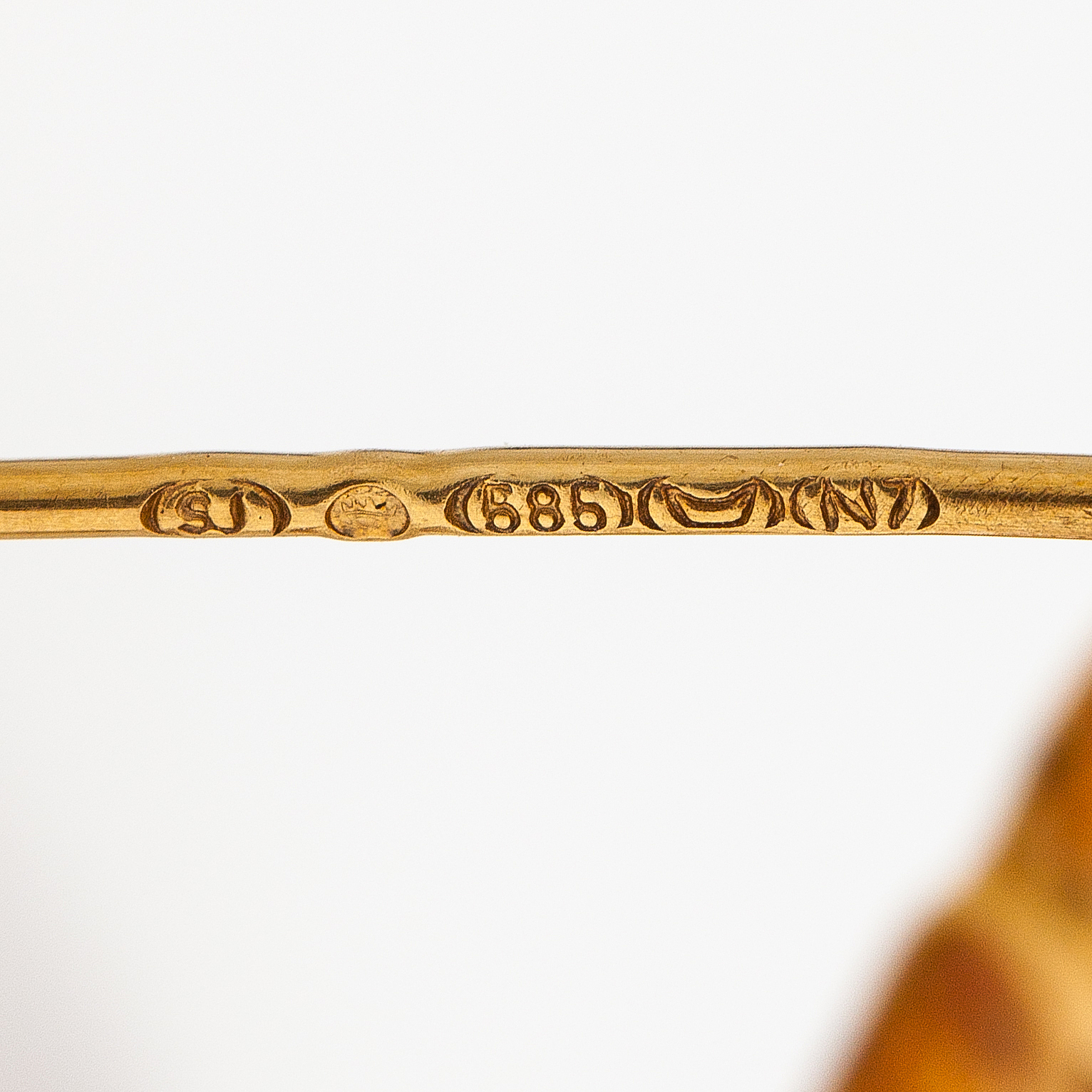 Two 18K gold brooches with cultured pearls. Finnish import marks 1966 ...