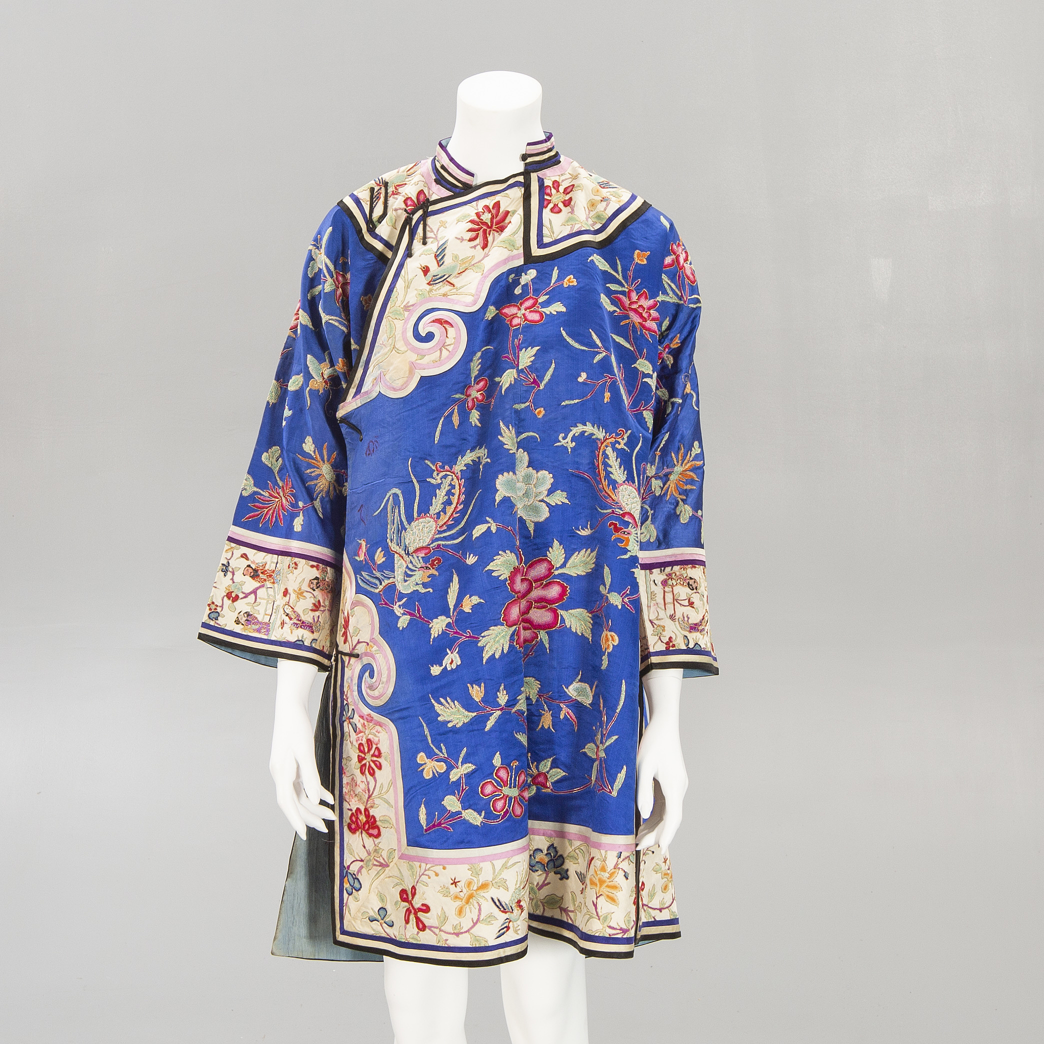 A Chinese embroidered silk frock early 1900s. - Bukowskis