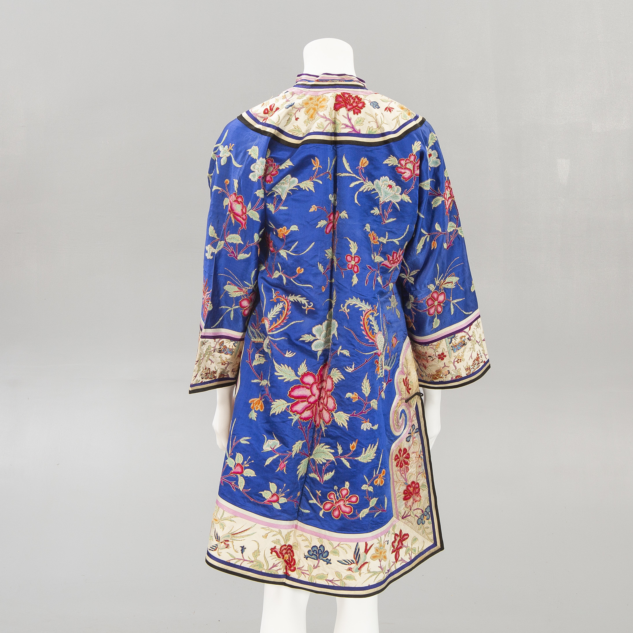 A Chinese embroidered silk frock early 1900s. - Bukowskis