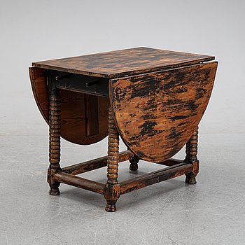 A painted pine gate-leg table, 19th Century. - Bukowskis