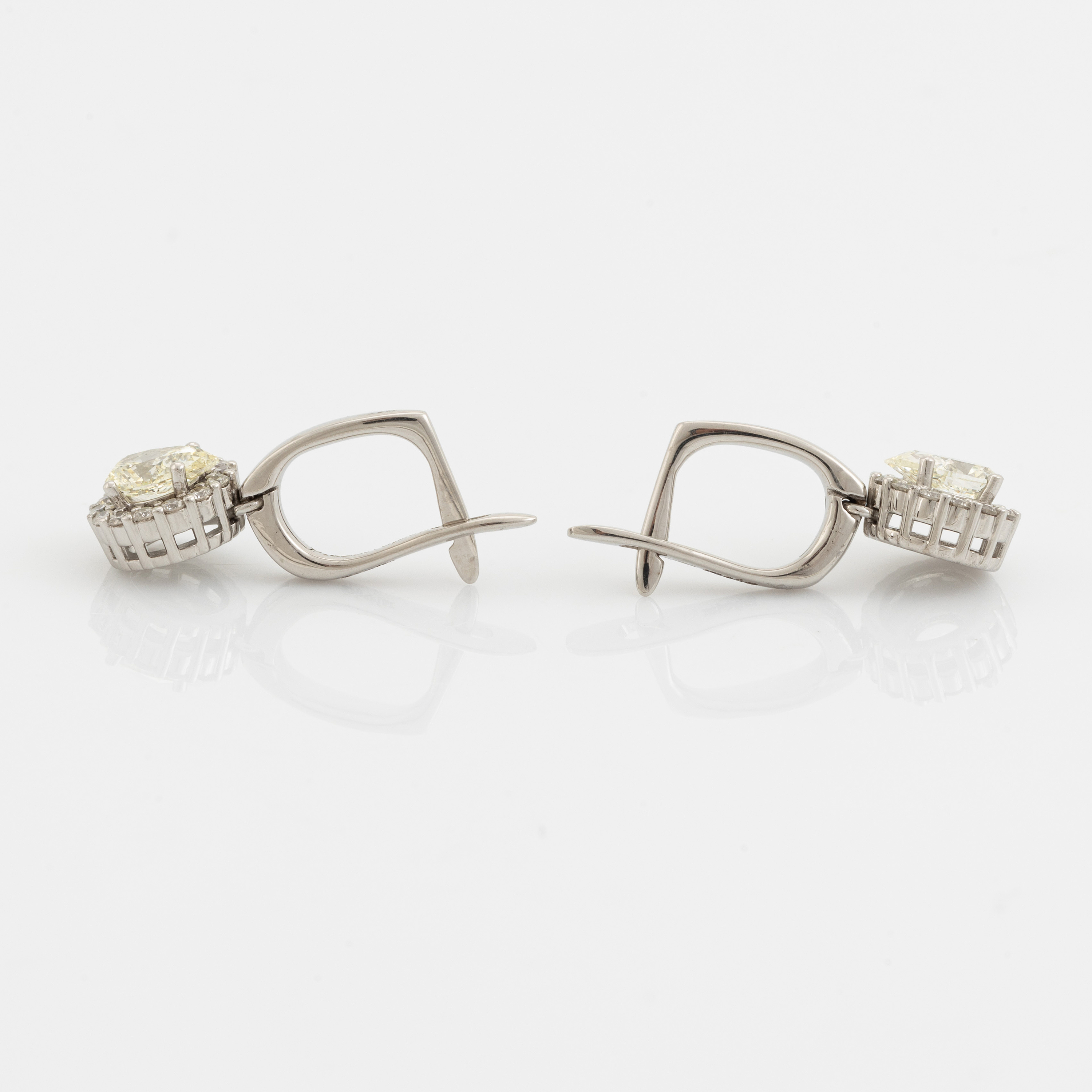Drop shaped diamond earrings. - Bukowskis