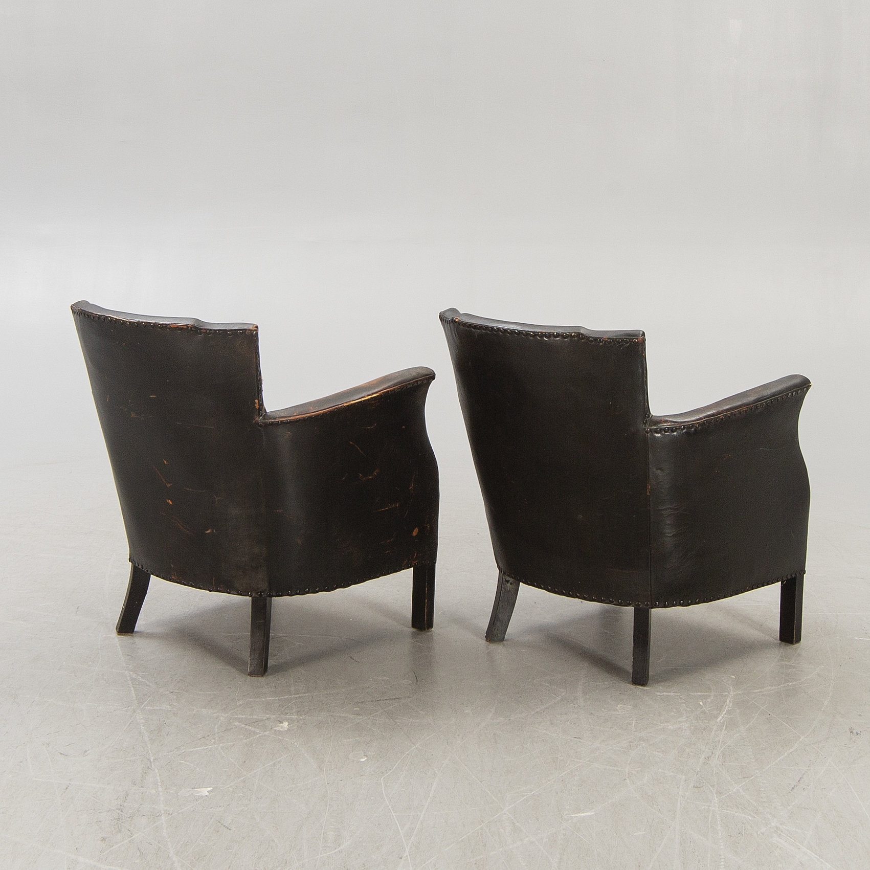 A pair of 1930/40s leather easy chairs. - Bukowskis