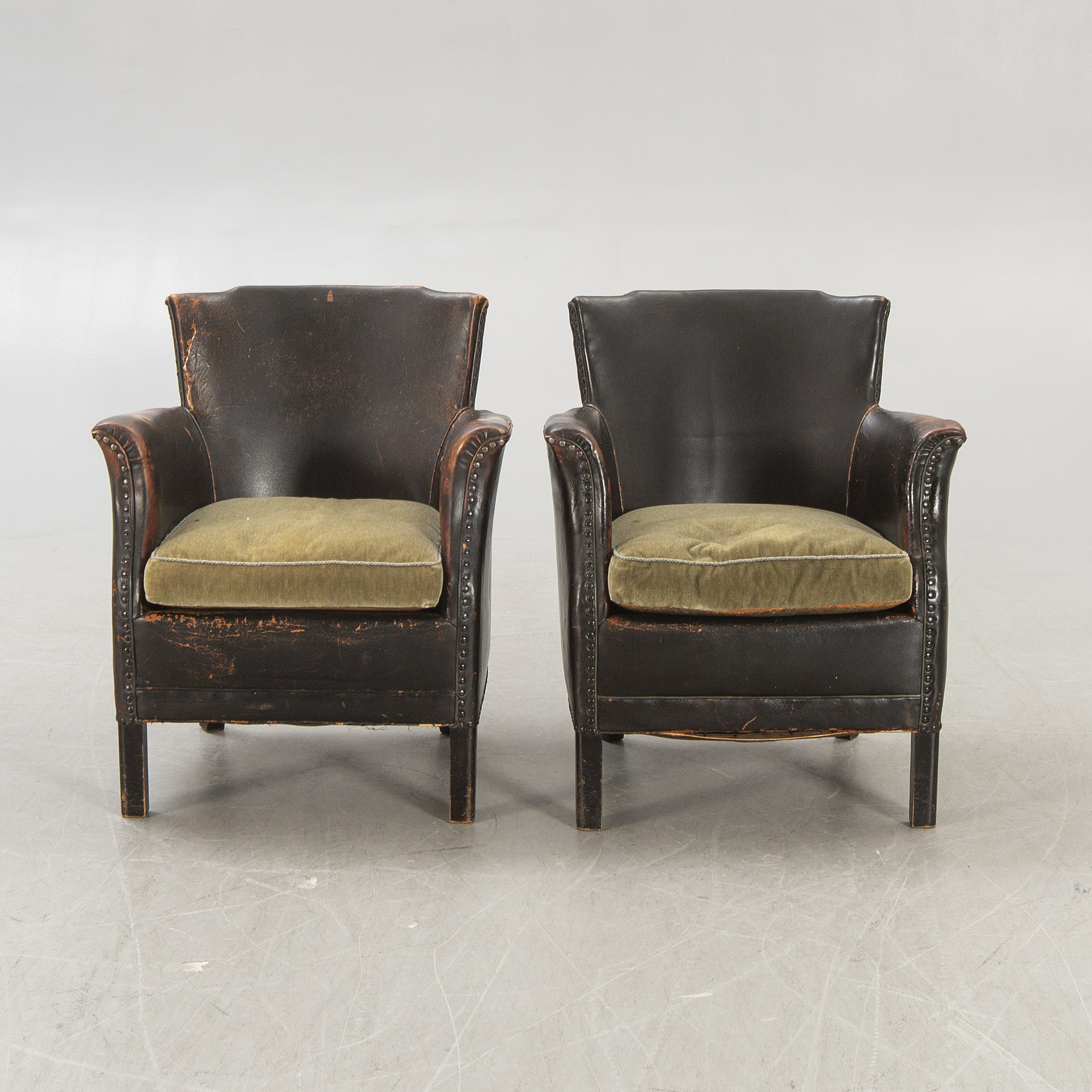 A pair of 1930/40s leather easy chairs. - Bukowskis