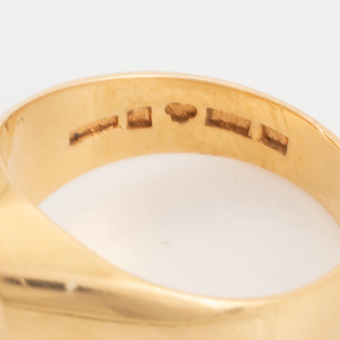 Klackring 18K guld med liten åttkantslipad diamant. - Bukowskis