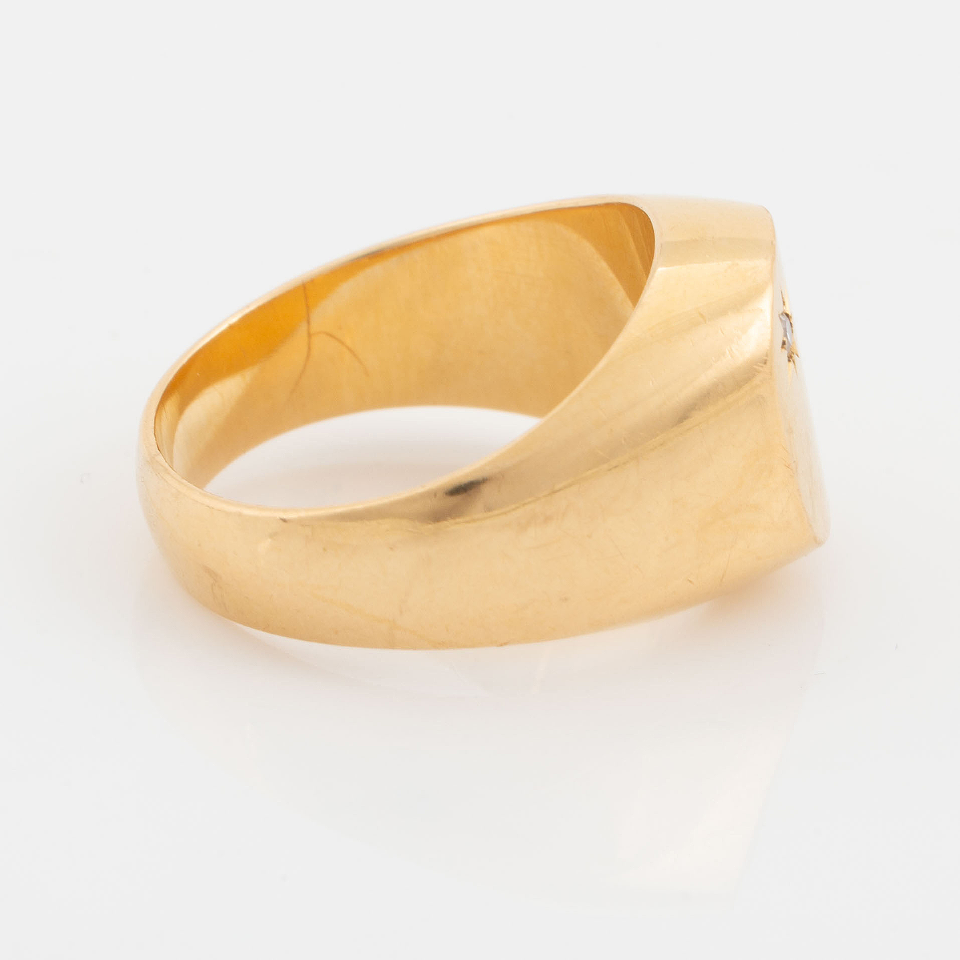 Klackring 18K guld med liten åttkantslipad diamant. - Bukowskis