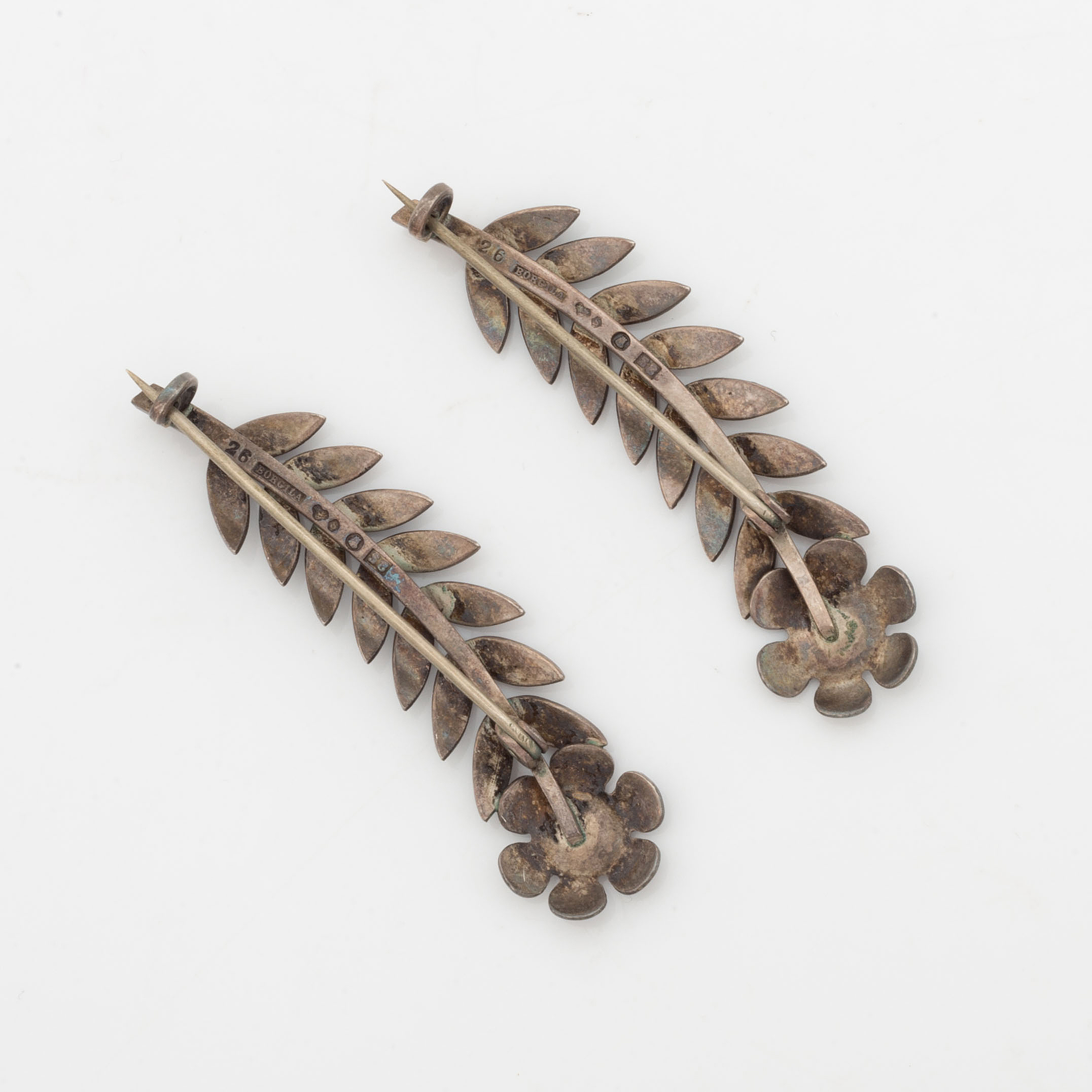 Borgila en collier och två broscher silver. - Bukowskis