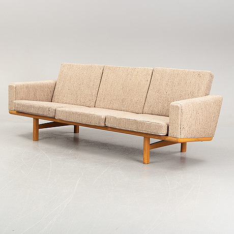 Hans J Wegner, soffa, modell "GE-236", Getama, Danmark. - Bukowskis | Barnebys