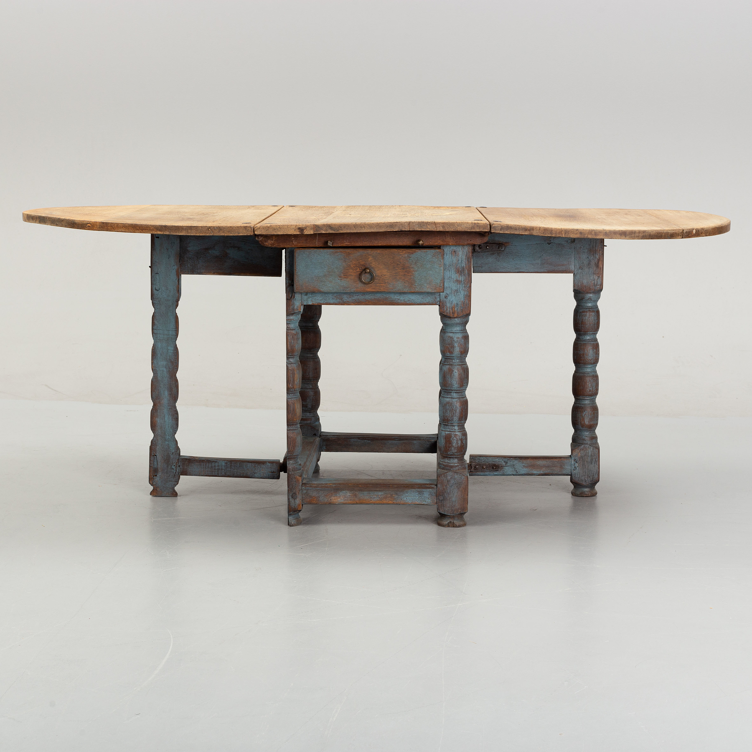 A 19th Century painted gate leg table. - Bukowskis