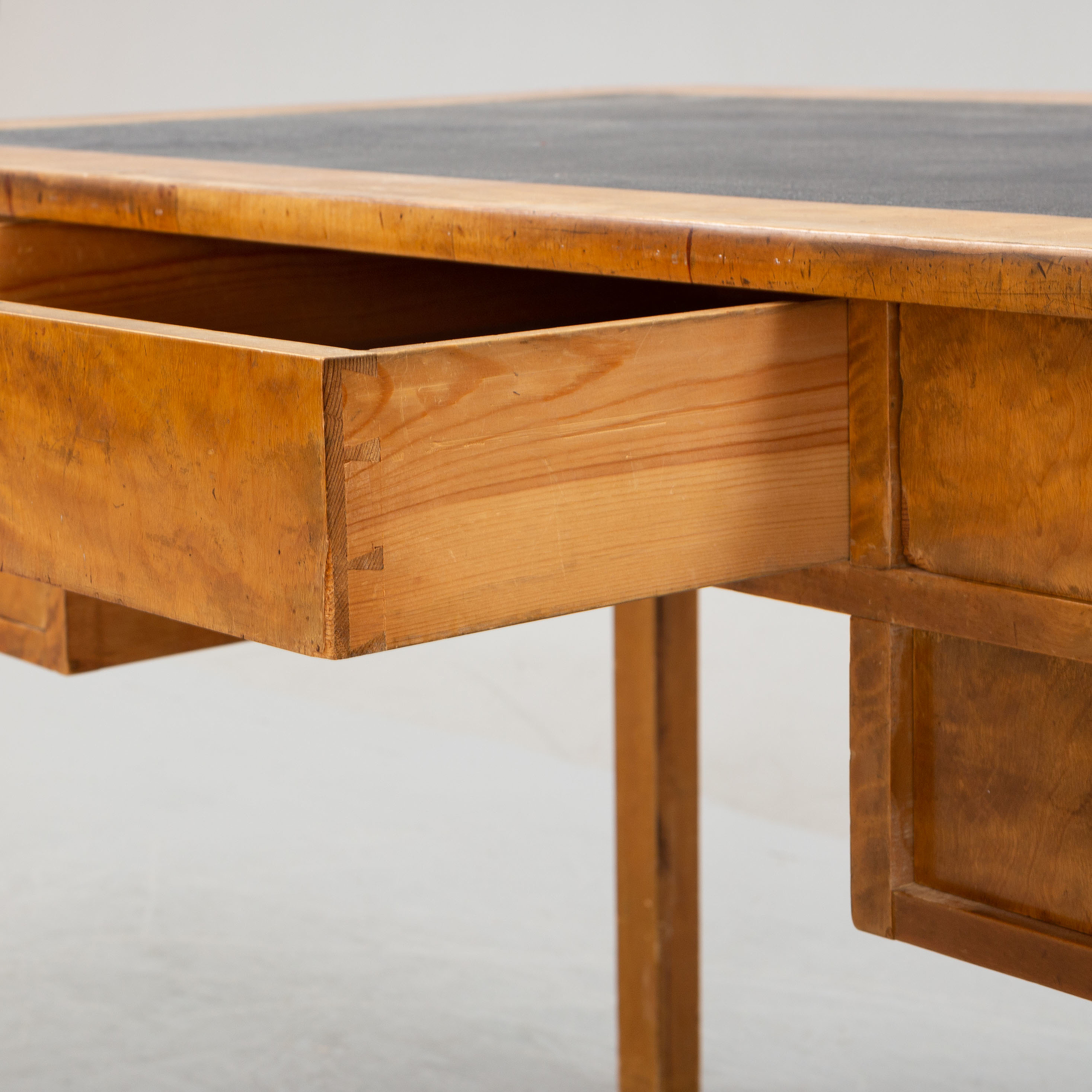 A birch veneered writing desk, around the year 1900. - Bukowskis