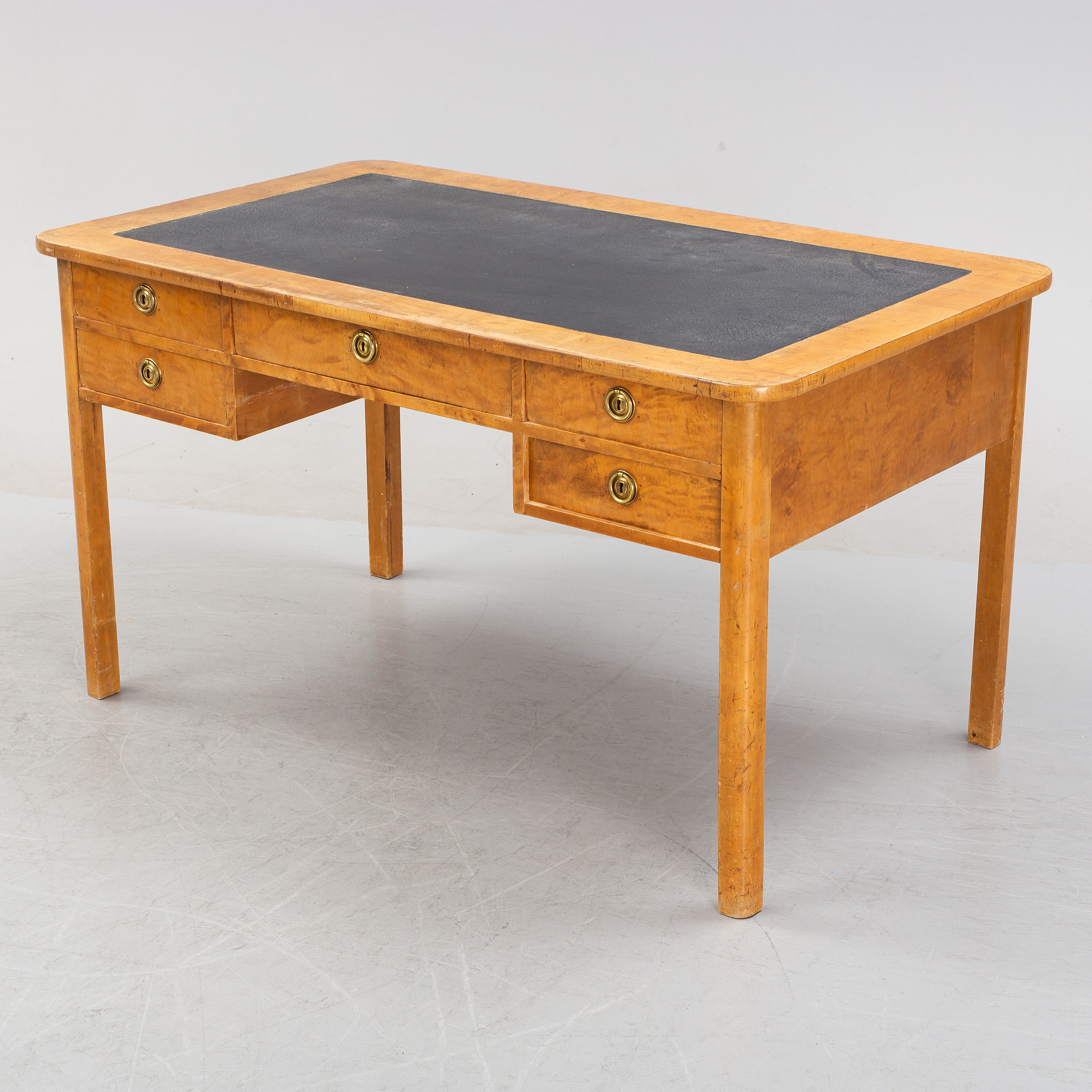 A birch veneered writing desk, around the year 1900. - Bukowskis